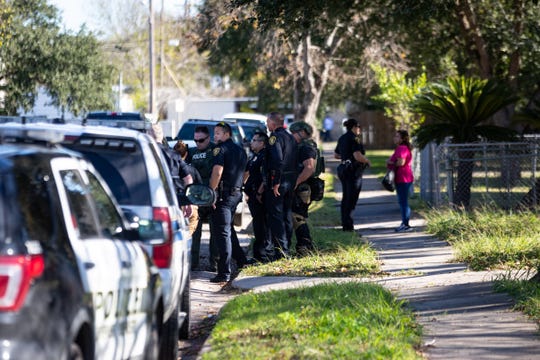 Man in custody after SWAT standoff in central Corpus Christi