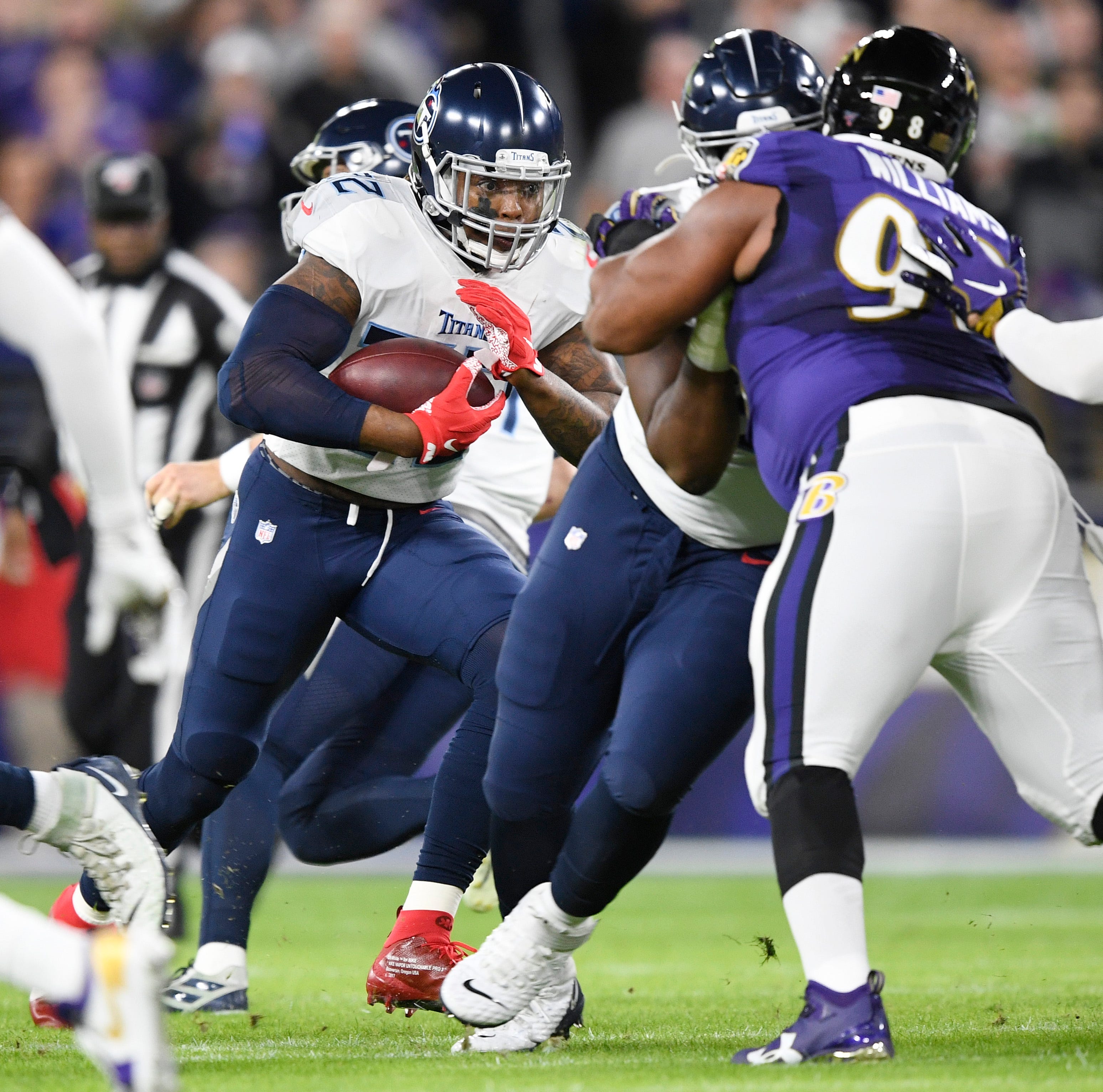 Titans: Derrick Henry stiff-arms Earl Thomas