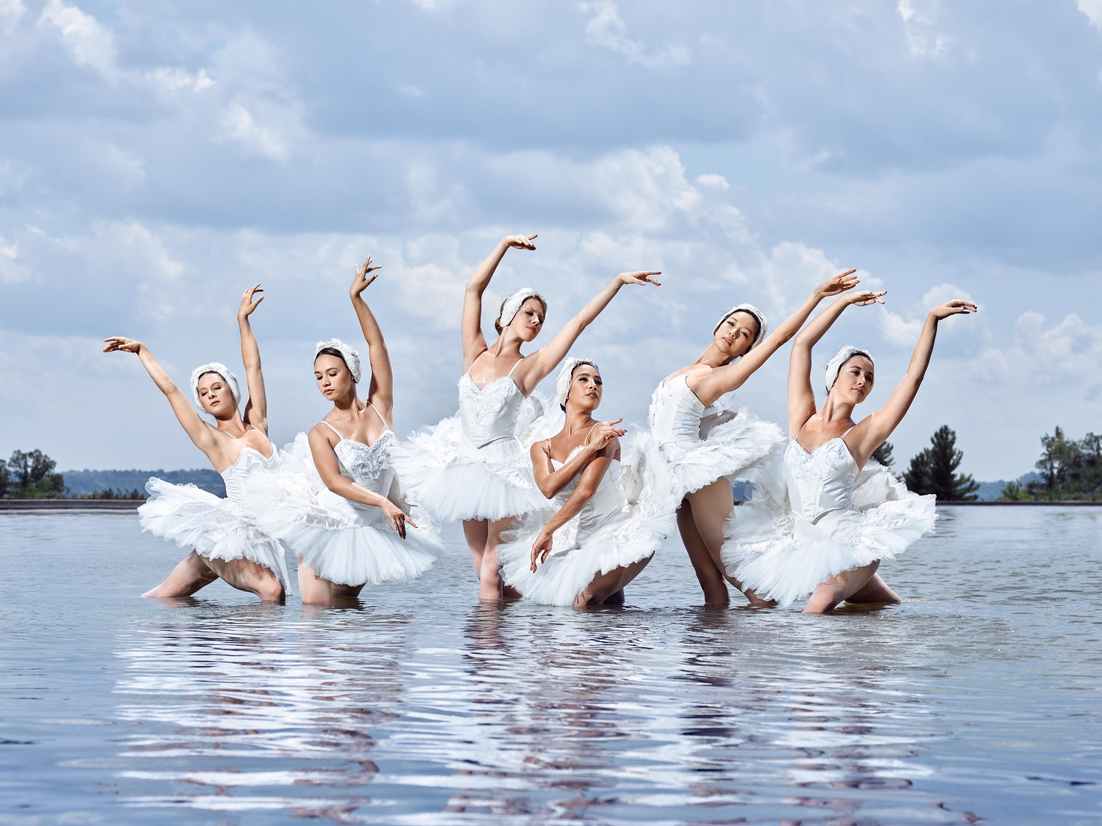 Swan Lake: Cincinnati Ballet has photo shoot on Eden Park Mirror Lake