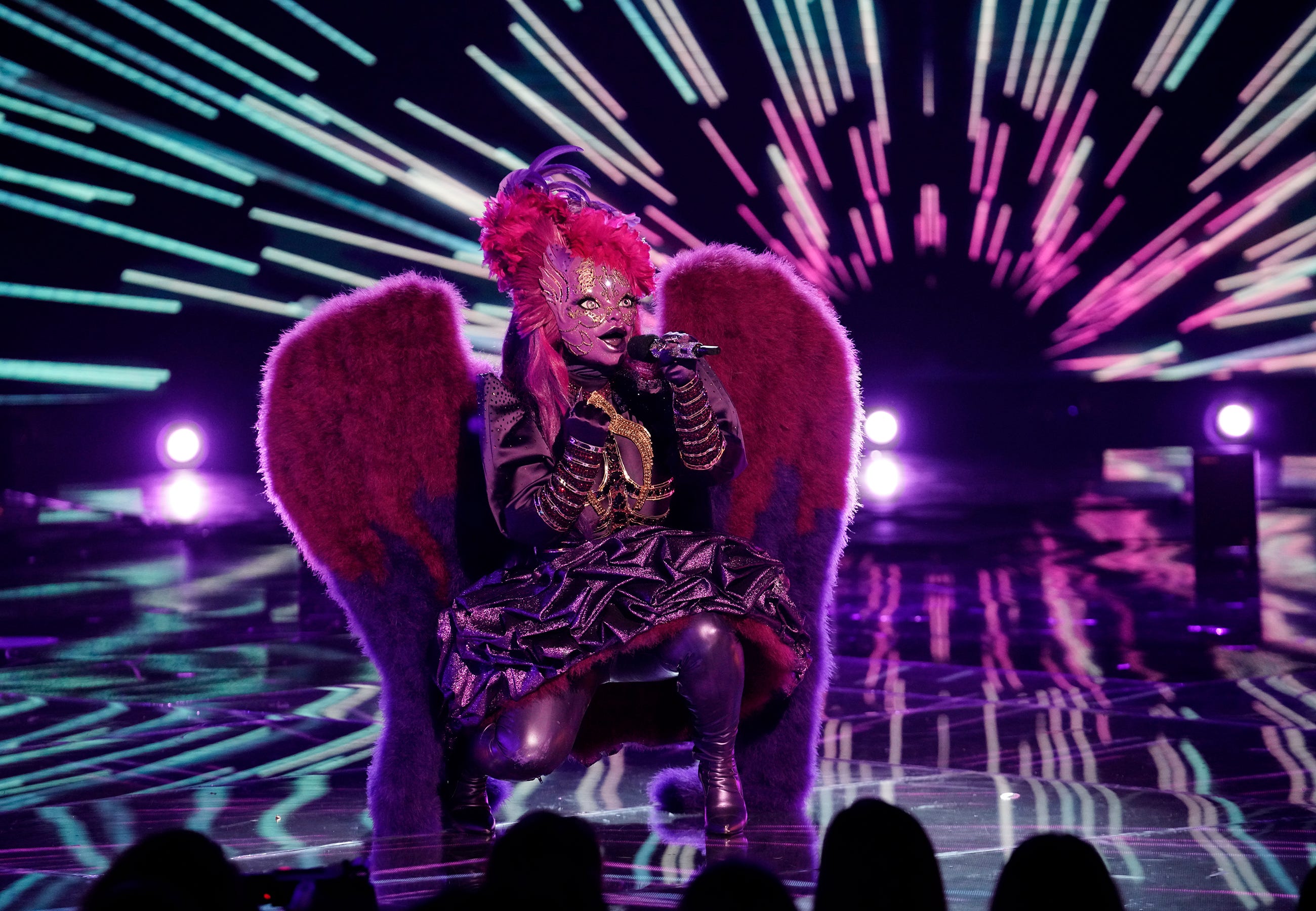 'Masked Singer': Astronaut falls out of orbit, Nick Cannon eats a bug