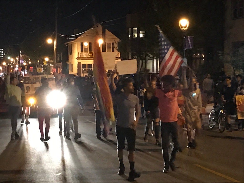 Milwaukee protesters ordered to disperse by police, looting starts