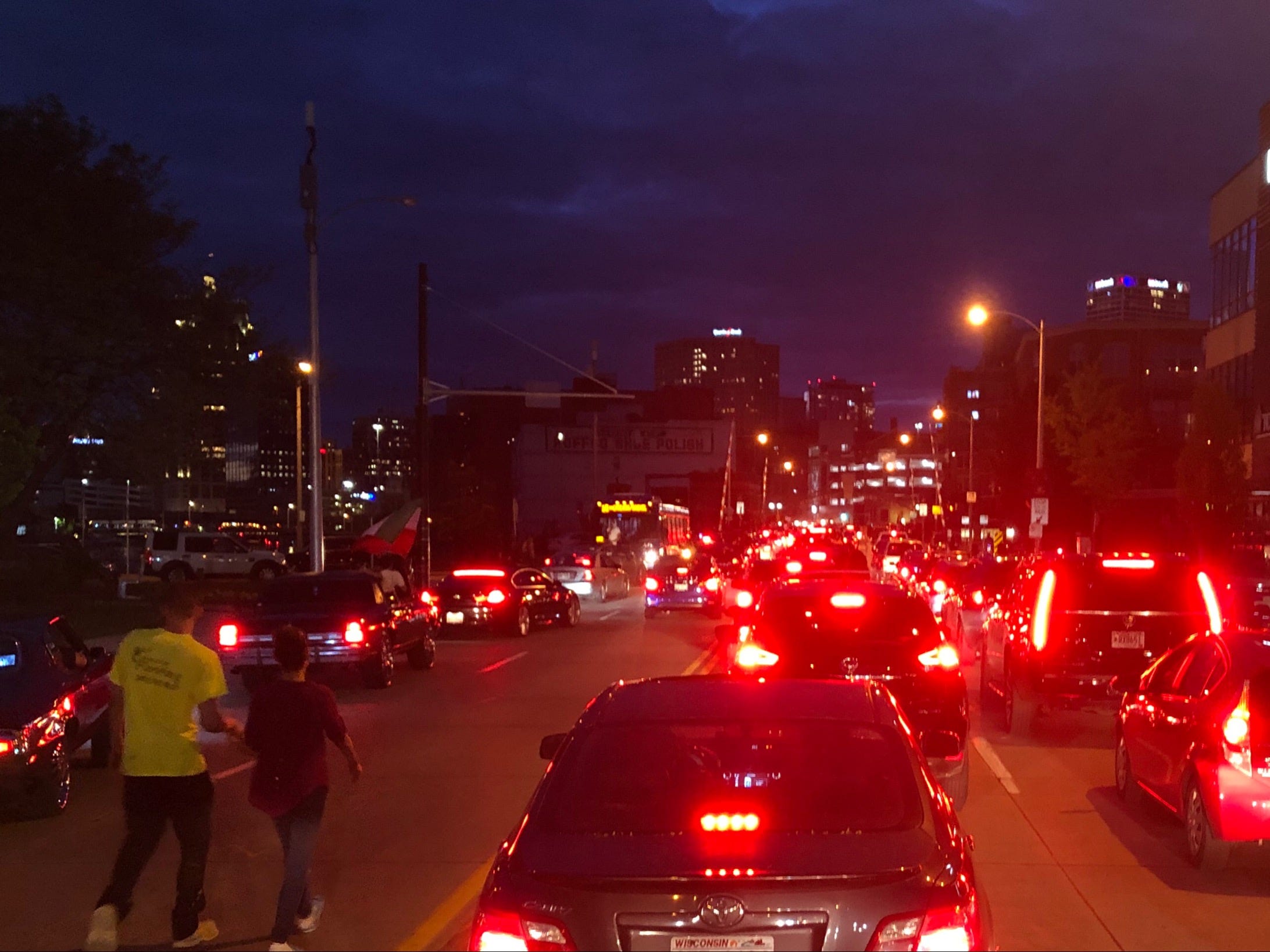 Milwaukee protesters ordered to disperse by police, looting starts