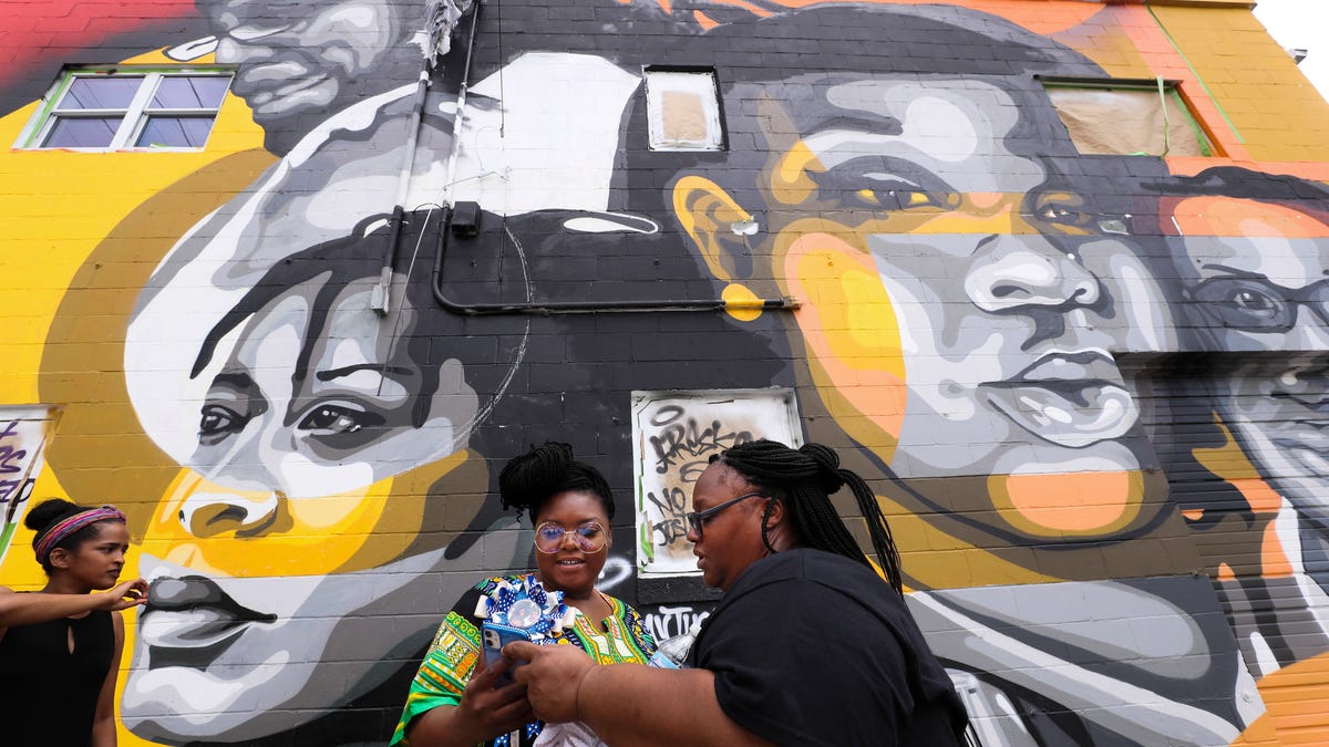 Mural honoring Breonna Taylor, George Floyd unveiled in Louisville