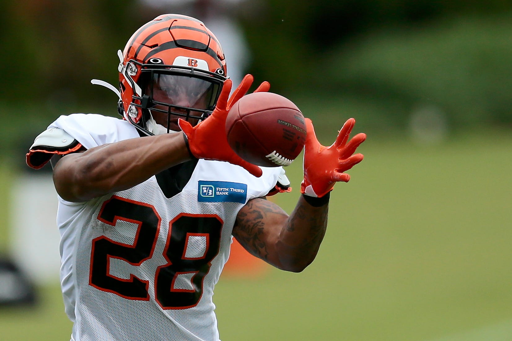 How Cincinnati Bengals WR Tee Higgs made switch from hoops to football