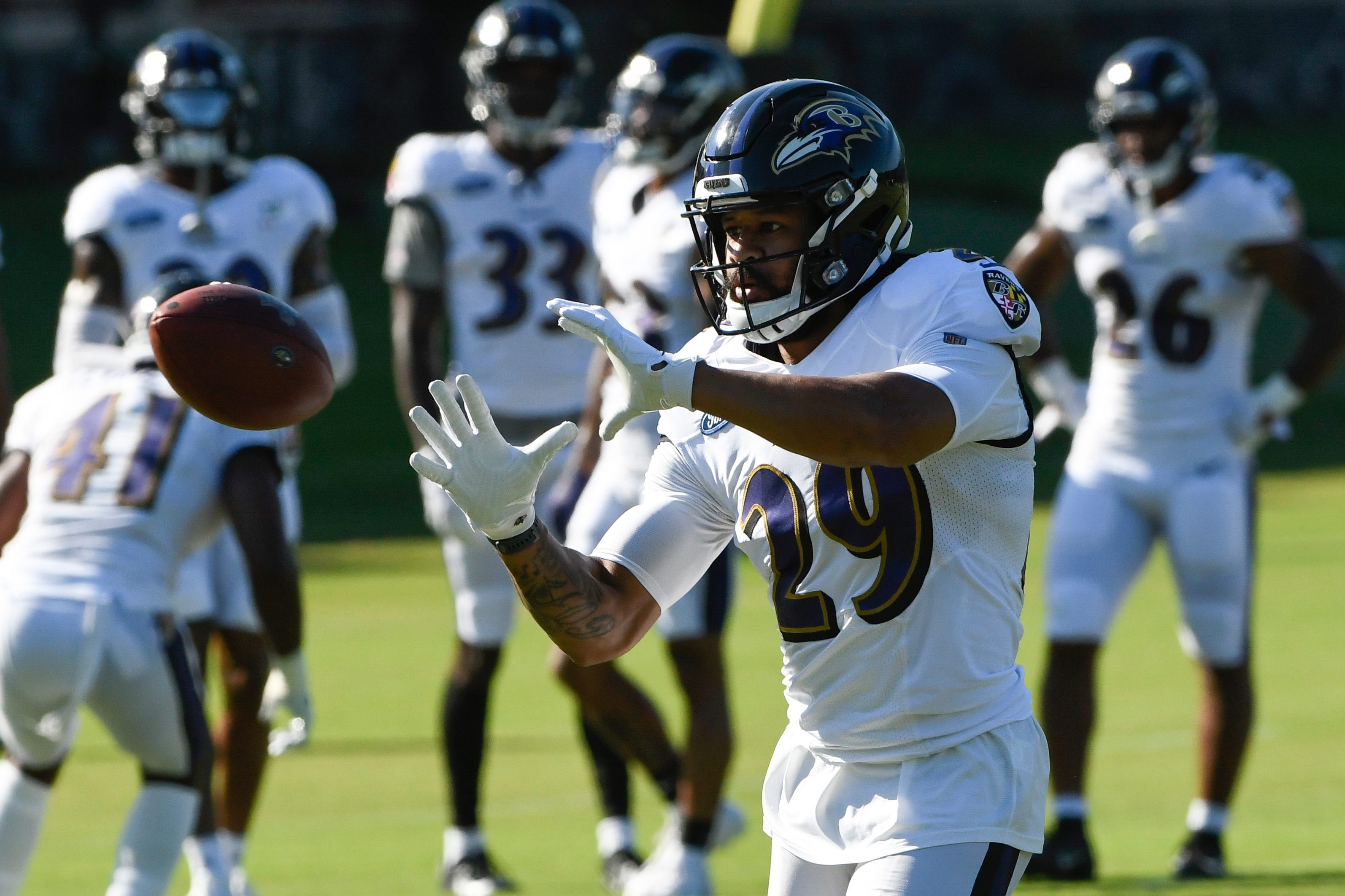 Earl Thomas cut by Ravens after fight in practice with teammate