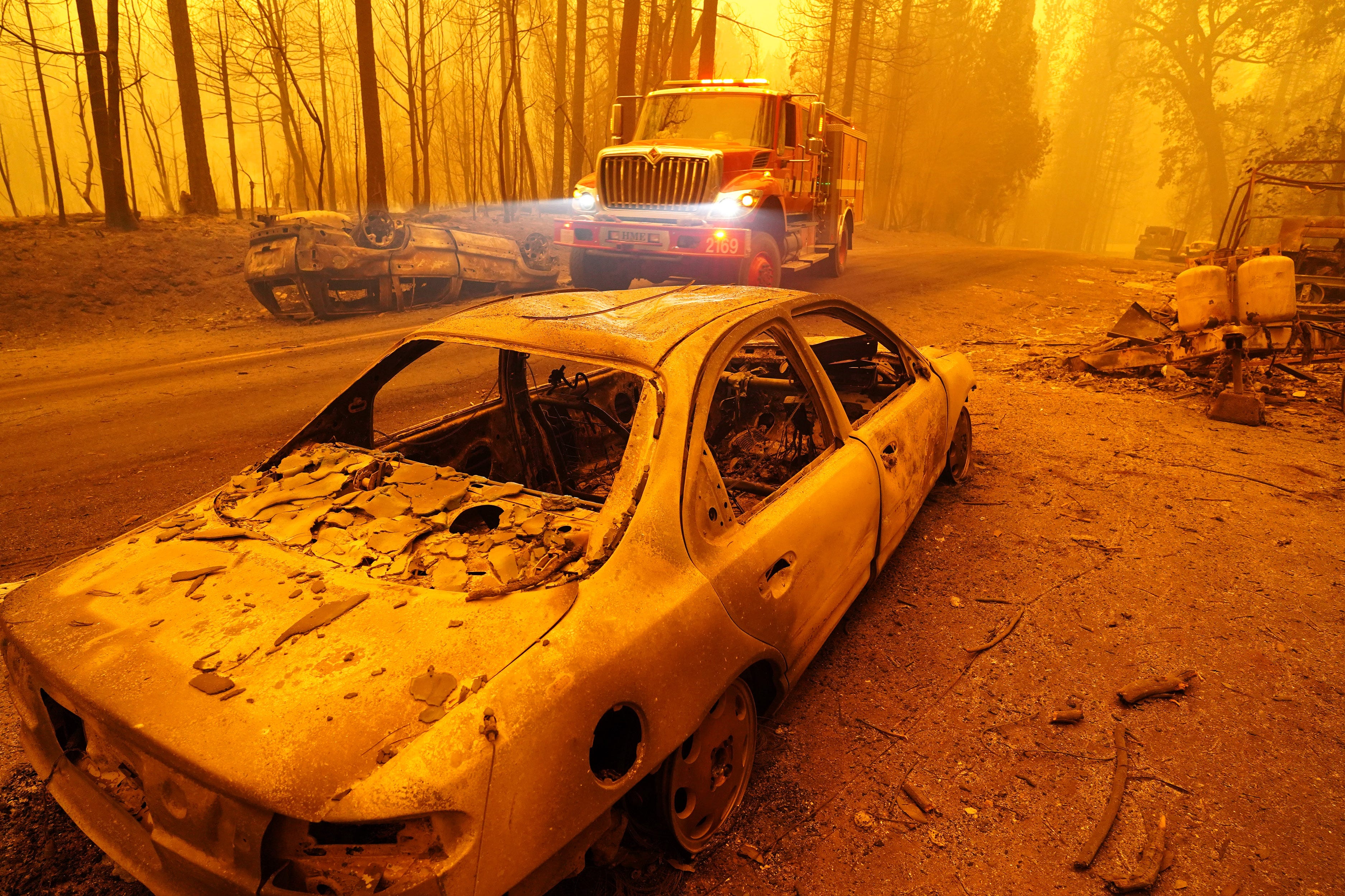 North Complex Fire updates: Fire closes in on Camp Fire scar as death ...