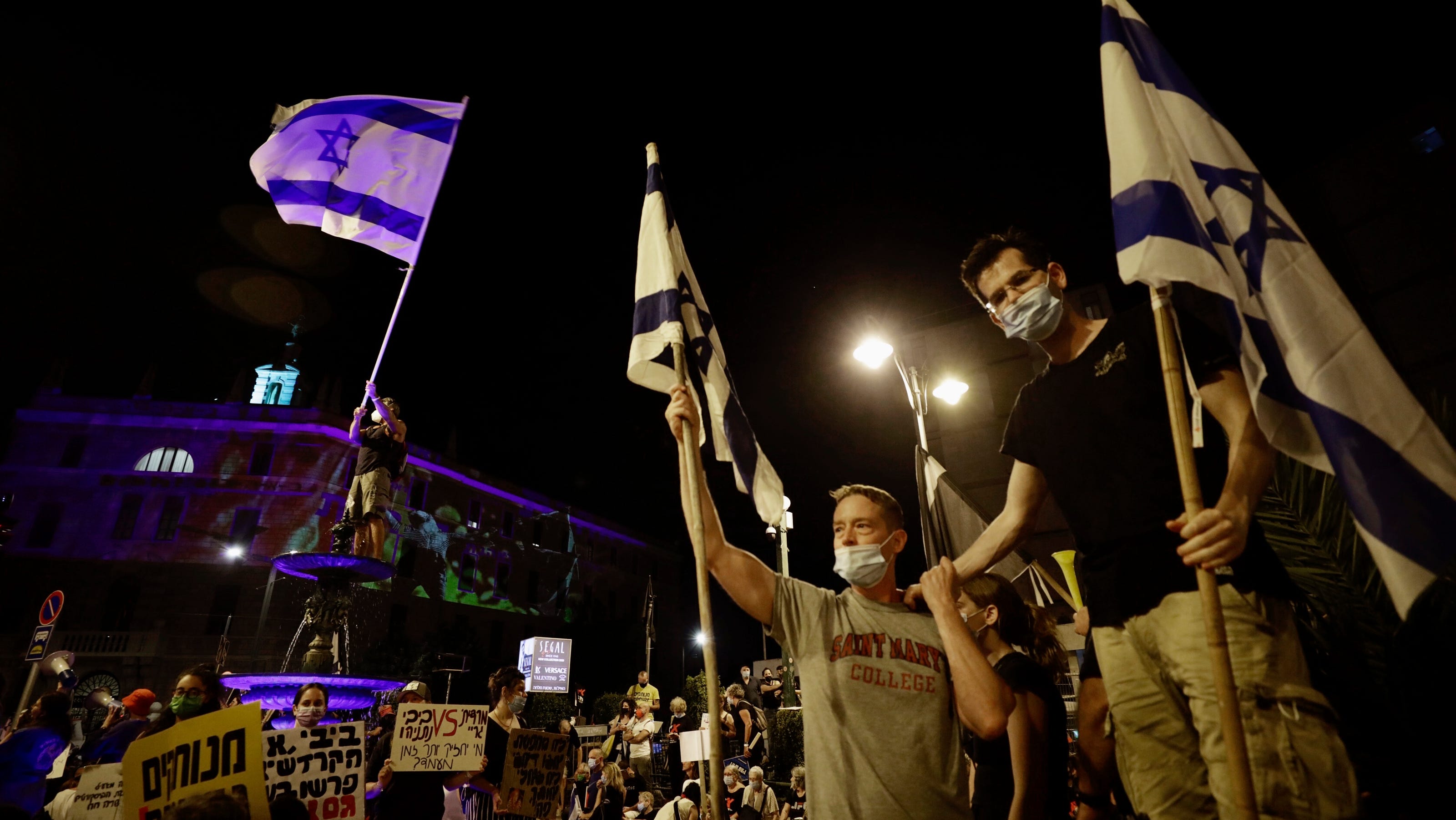 Thousands of Israelis protest outside Netanyahu’s residence Thousands of Israelis protest outside Netanyahu’s residence