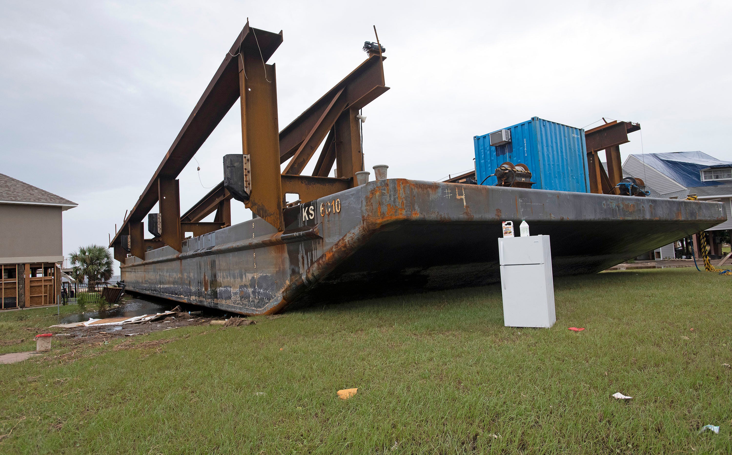 20 Skanska barges from Pensacola bridge seen via NOAA aerial photos