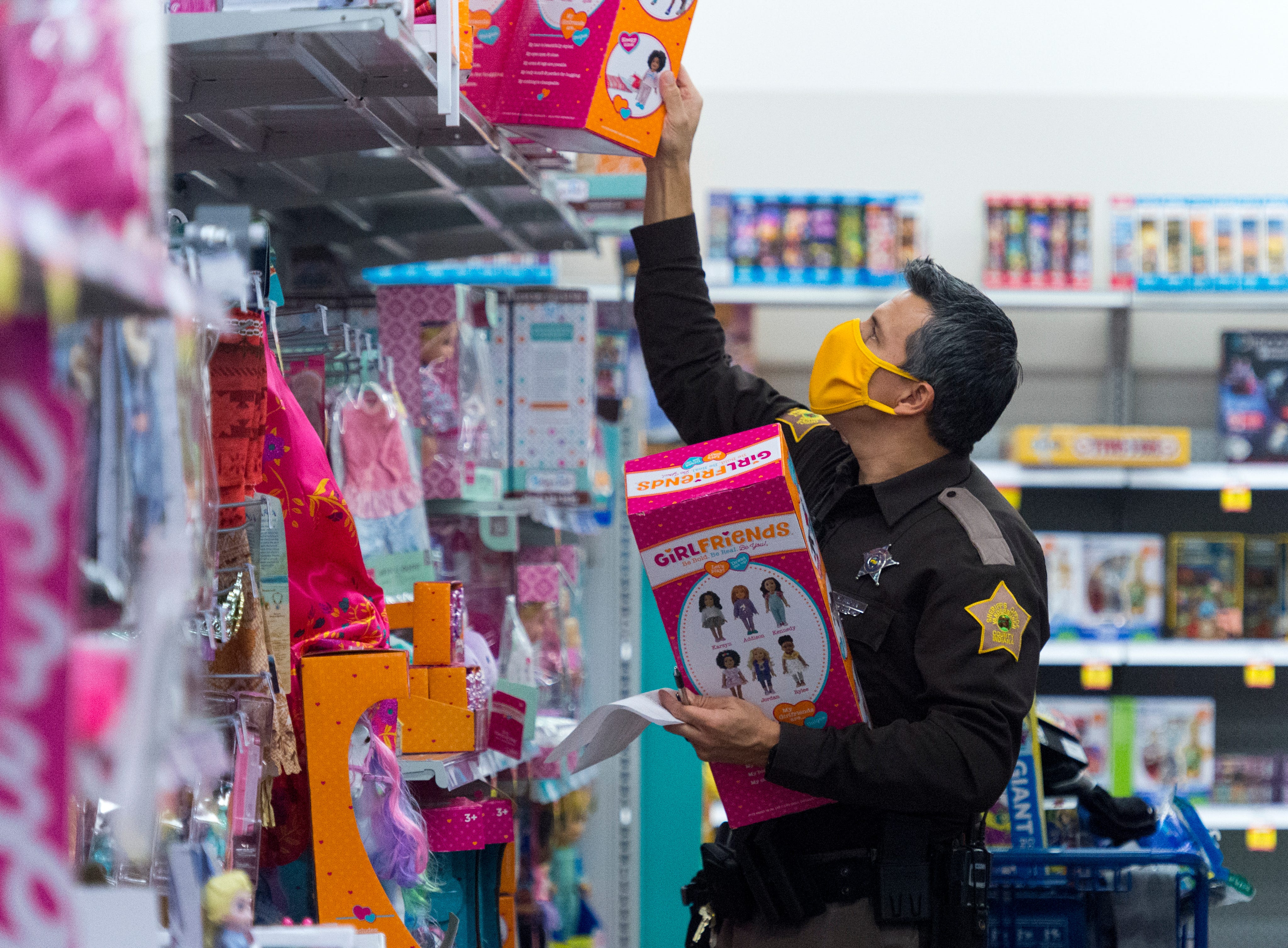 VCSO officers continue holiday shopping event, COVID keeps kids at home