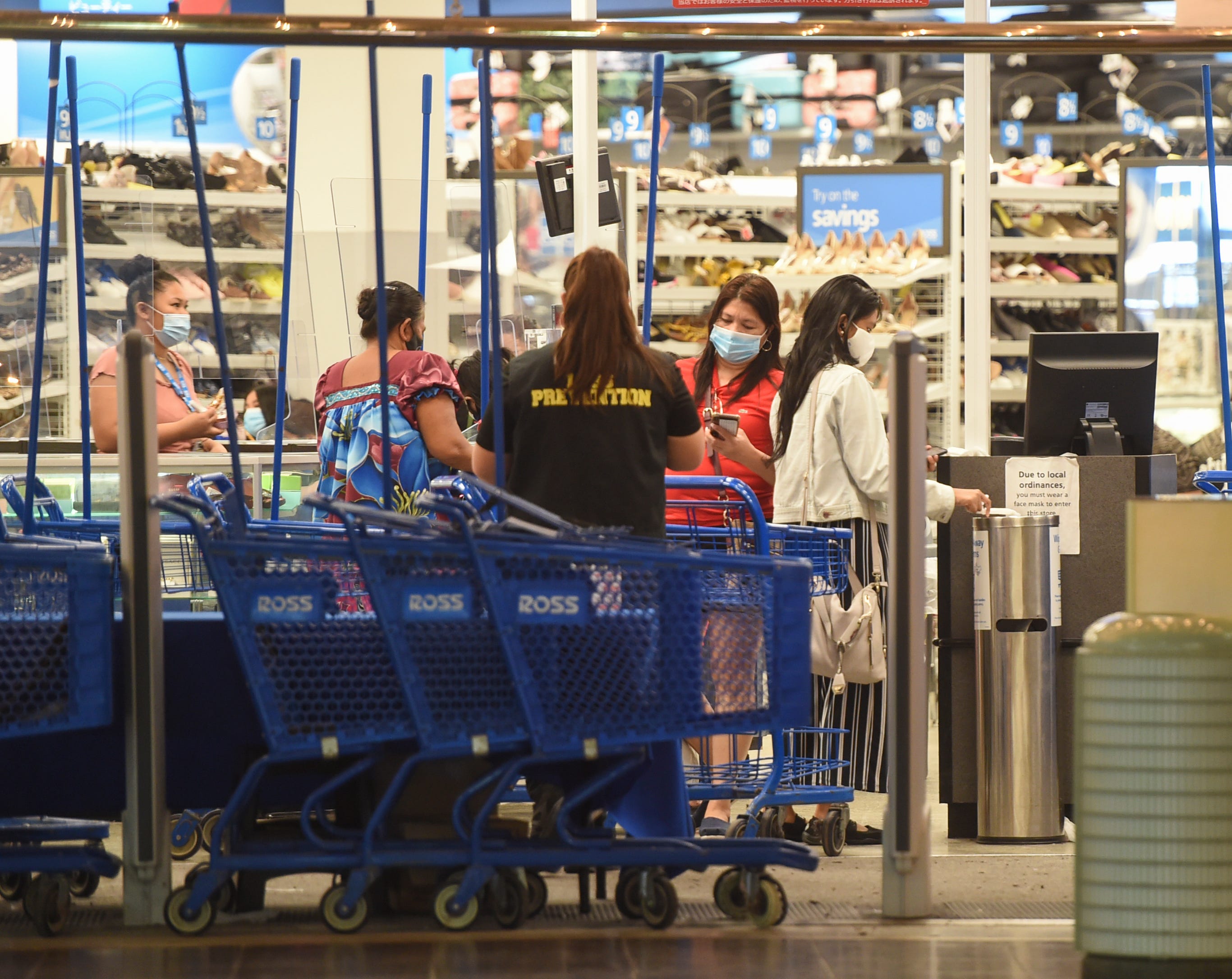 A COVID-19 kind of pre-Christmas shopping week: residents head to ...