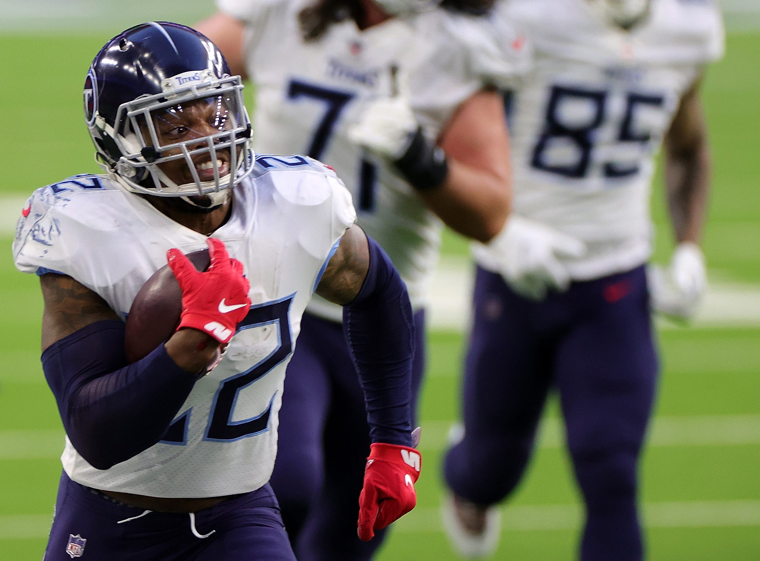Titans' Derrick Henry rushes for 2,000 yards
