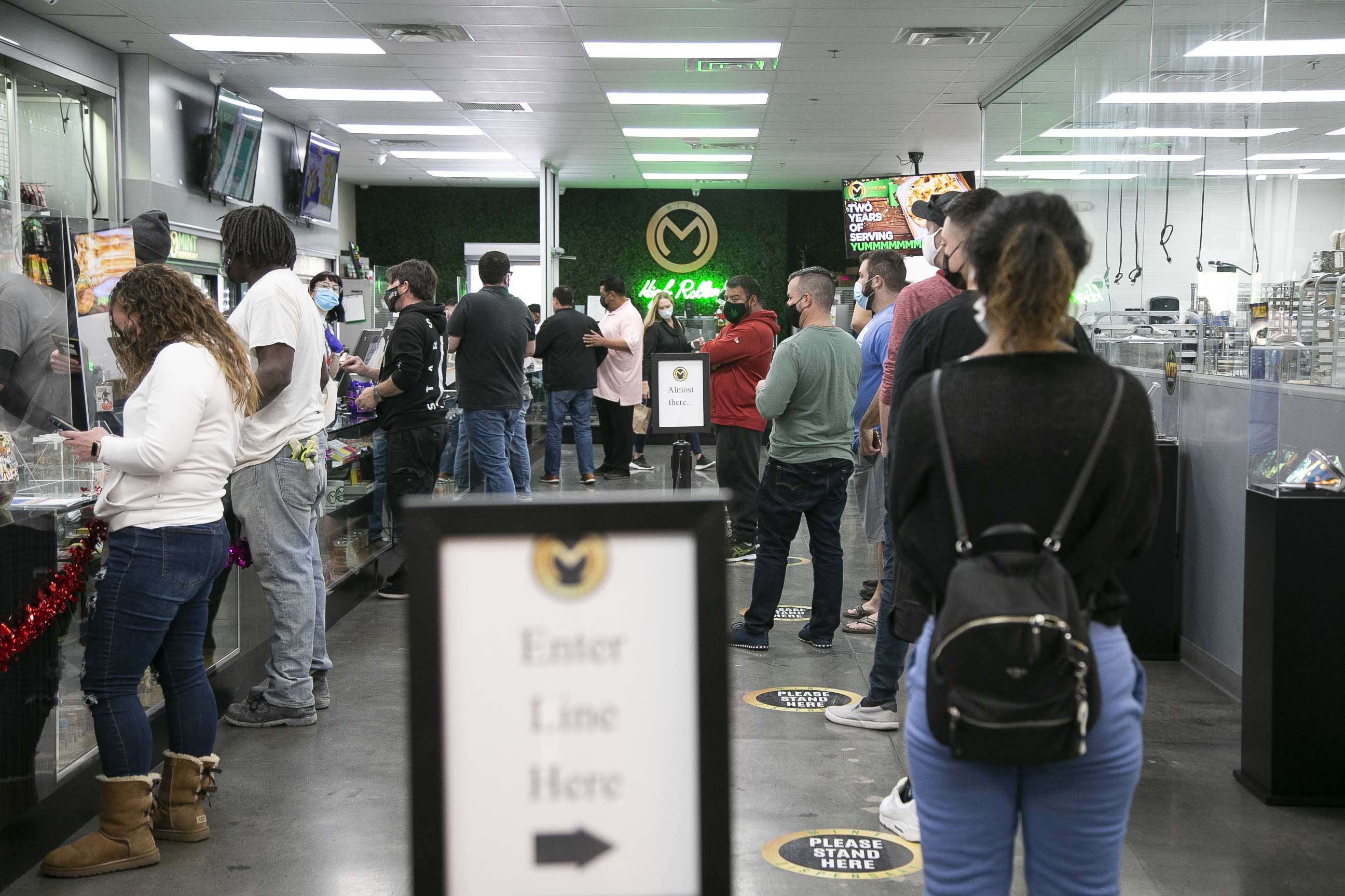 Arizona shops begin selling recreational marijuana