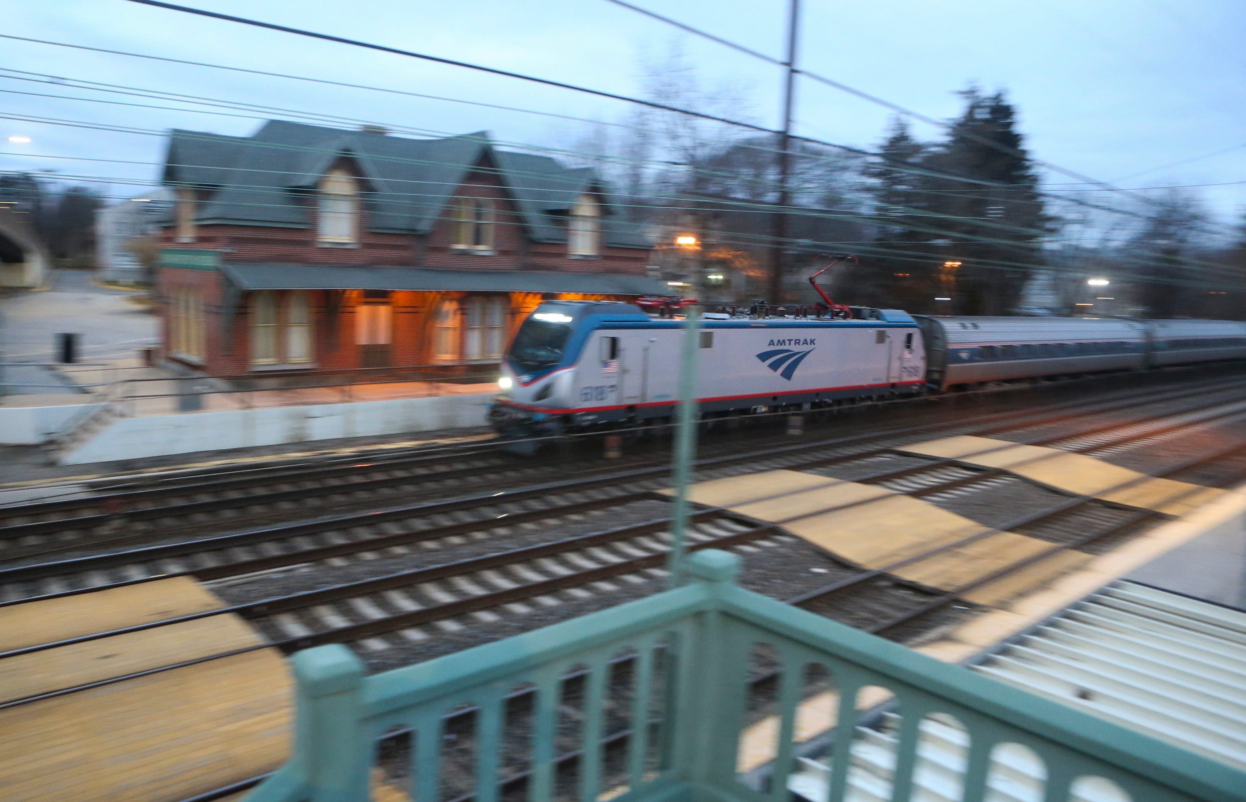 Amtrak night owl fares offer cheap rates along Northeast Corridor