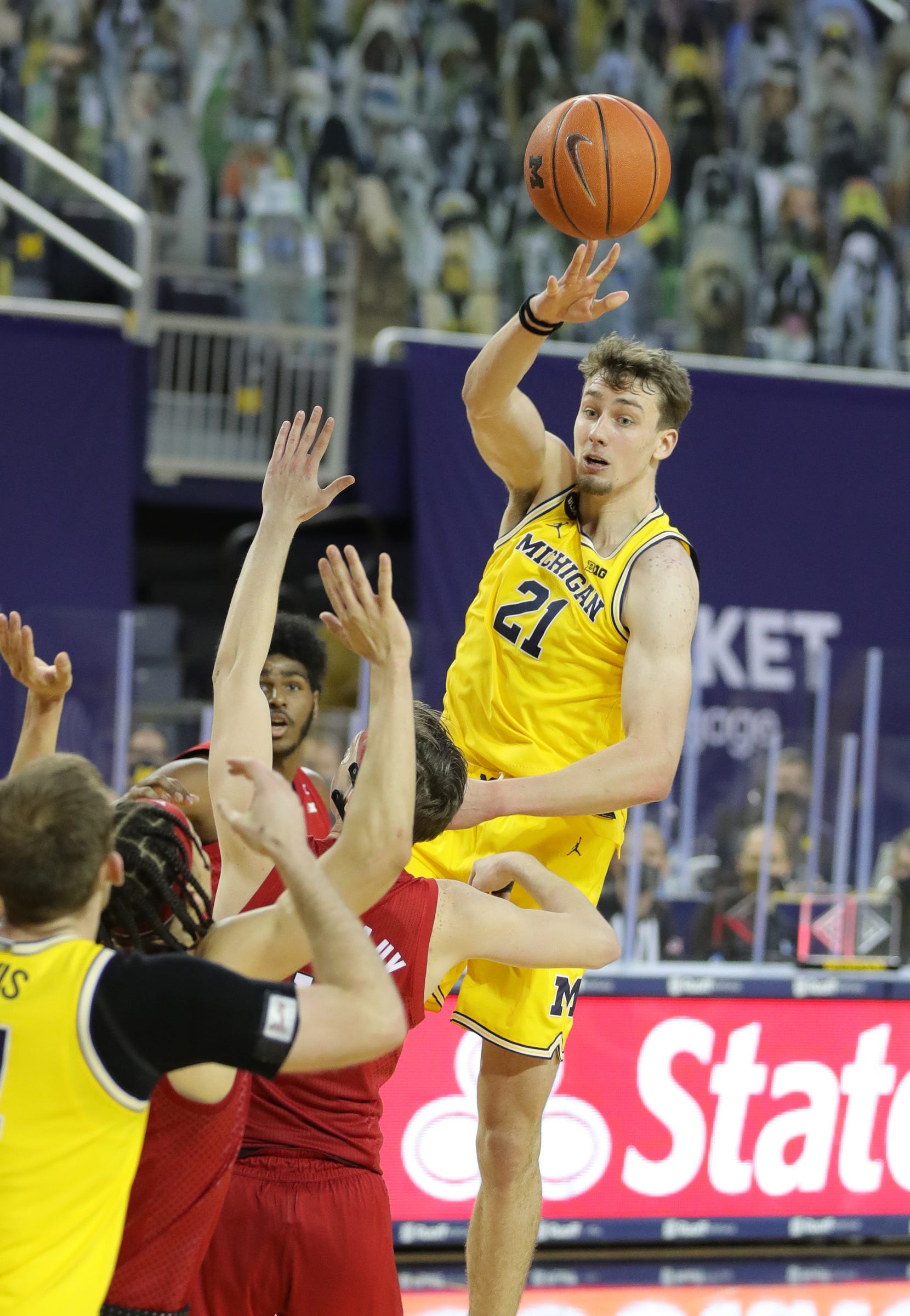 Michigan basketball flexes muscle with subpar offense, superb defense