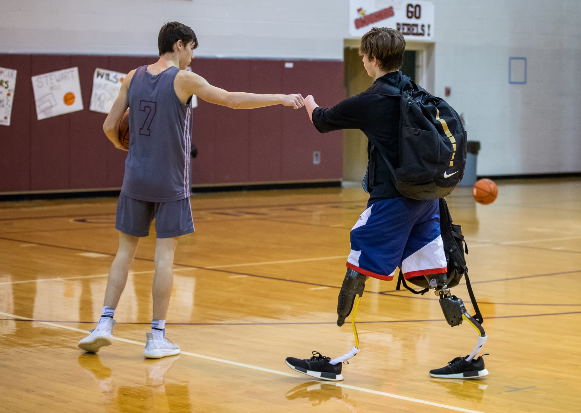 JV basketball player Landis Sims has no hands and prosthetic legs