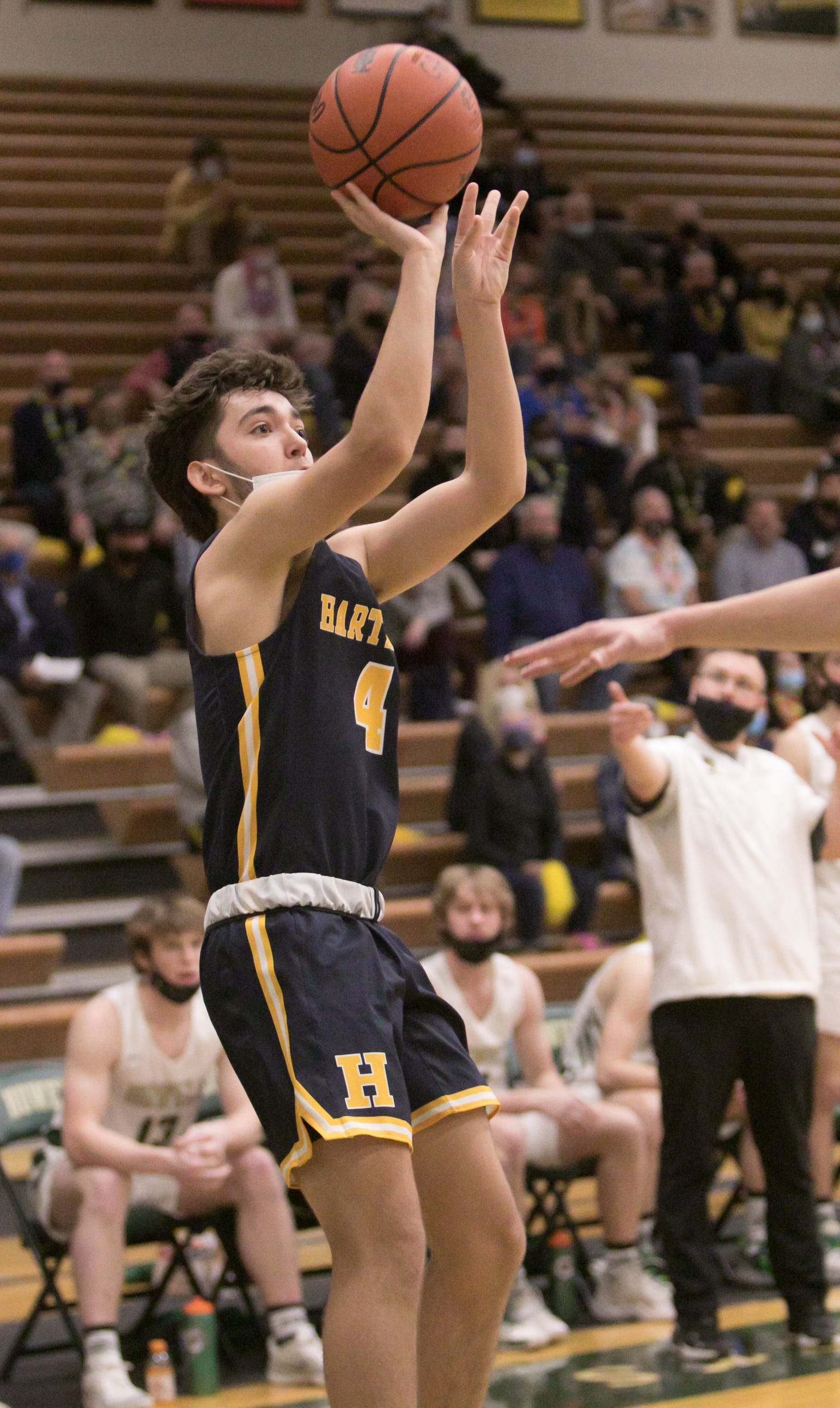 Howell avenges two losses to Hartland in district boys basketball final