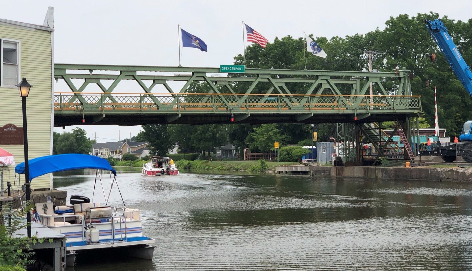 How the Fairport lift bridge works over the Erie Canal