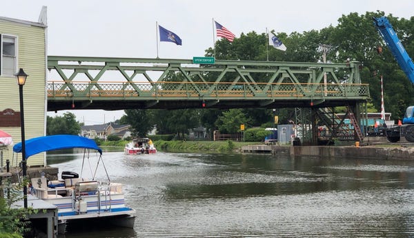 How the Fairport lift bridge works over the Erie Canal