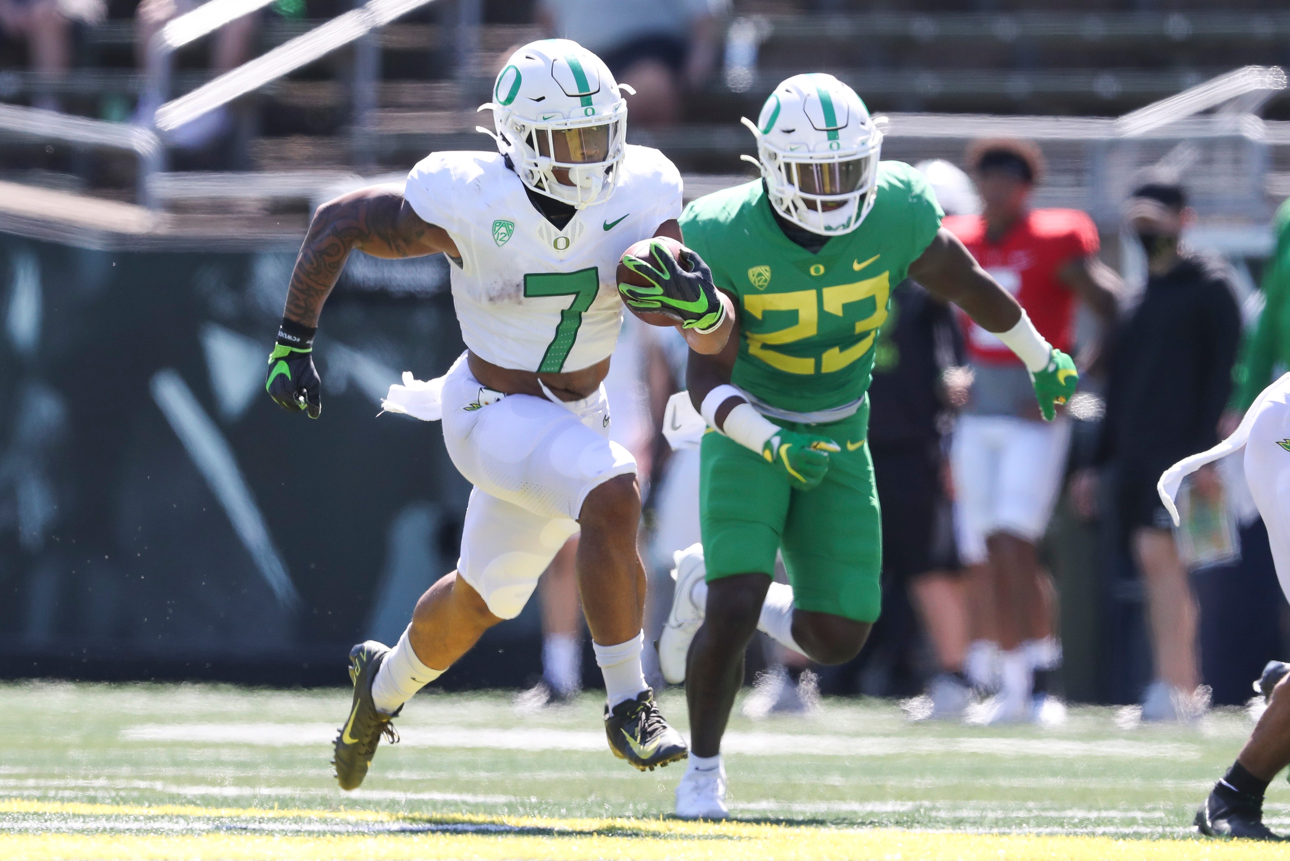 Oregon Ducks offense gets better of defense during Saturday's scrimmage