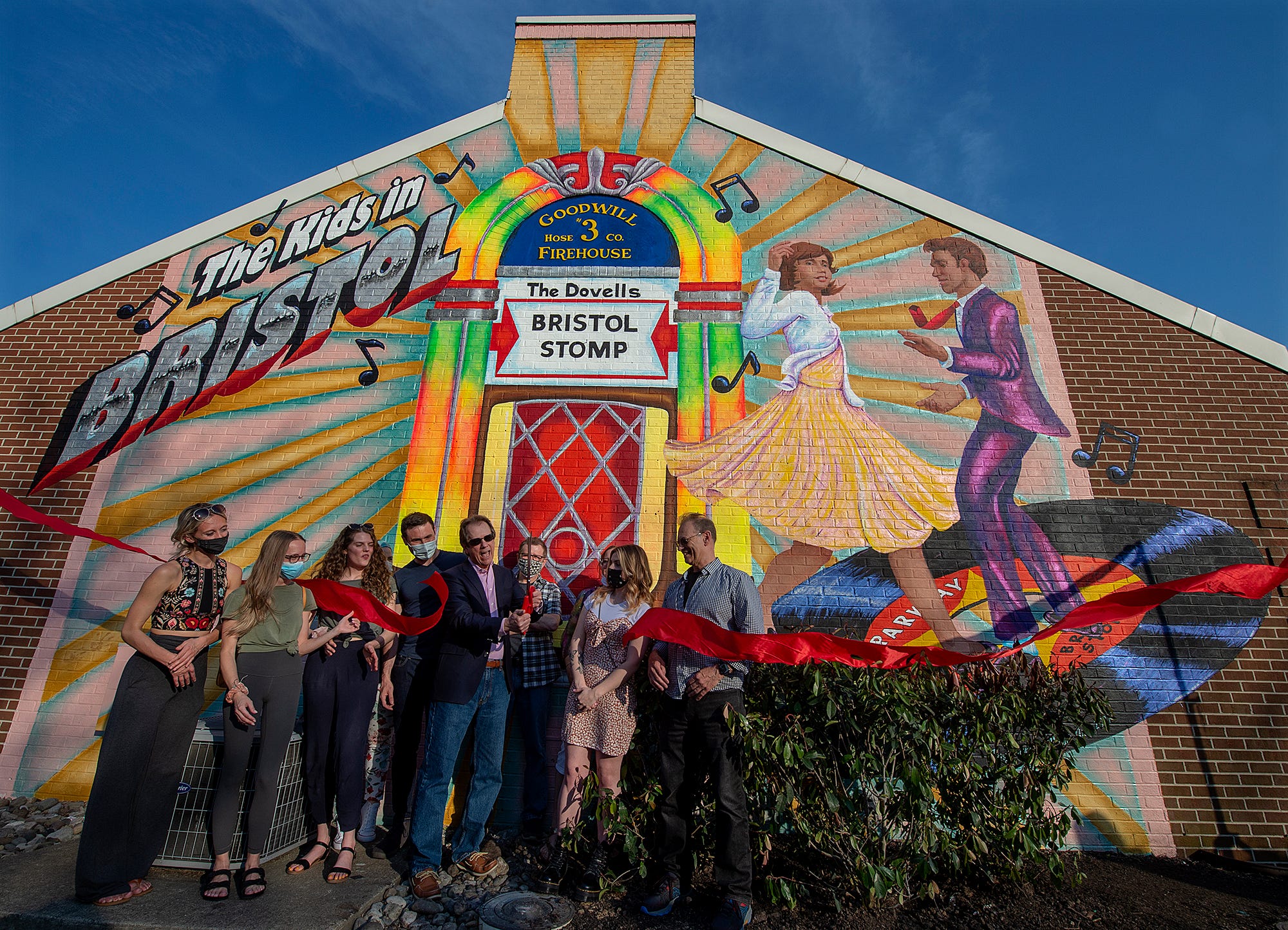 'Bristol Stomp' mural unveiled in Bristol Borough with jumpin' good time