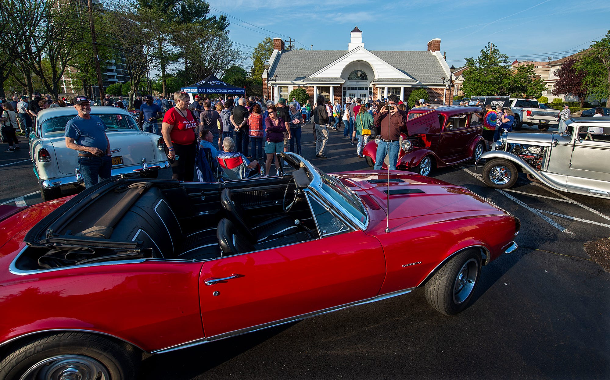 'Bristol Stomp' mural unveiled in Bristol Borough with jumpin' good time