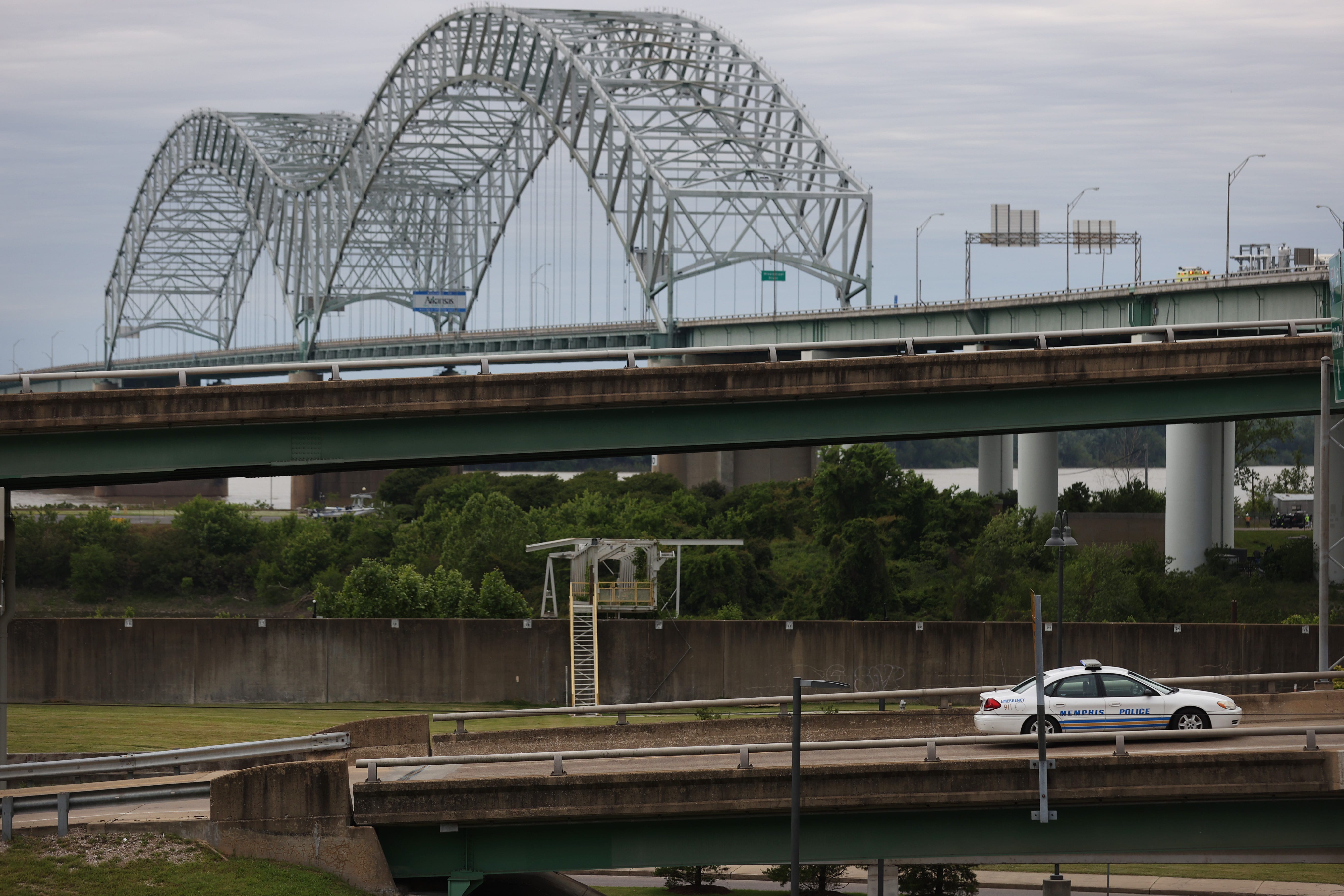 I-40 Hernando de Soto 'M' bridge in Memphis shut down due to crack