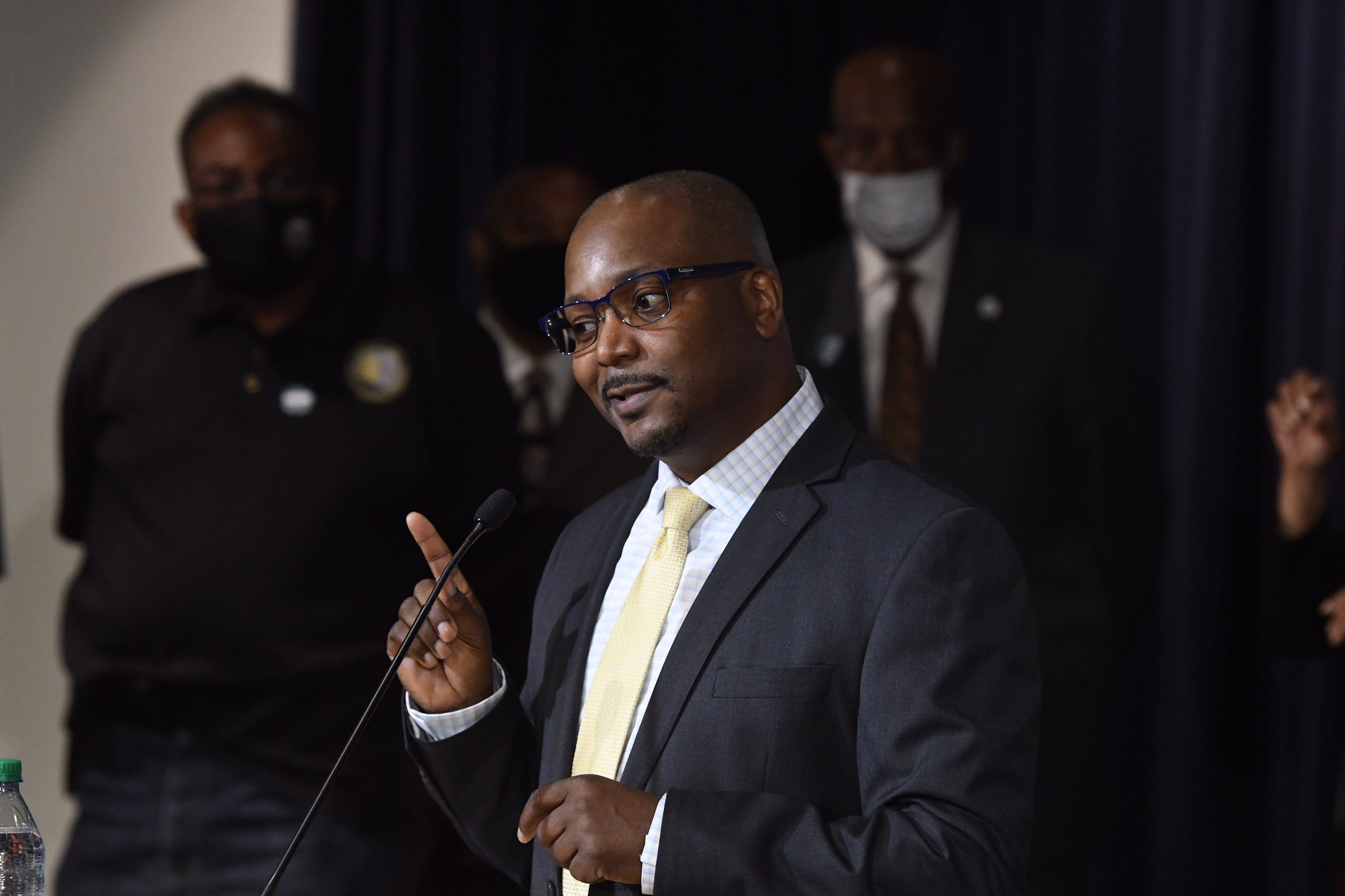 Civil rights leader, longtime cop named interim Detroit police chief