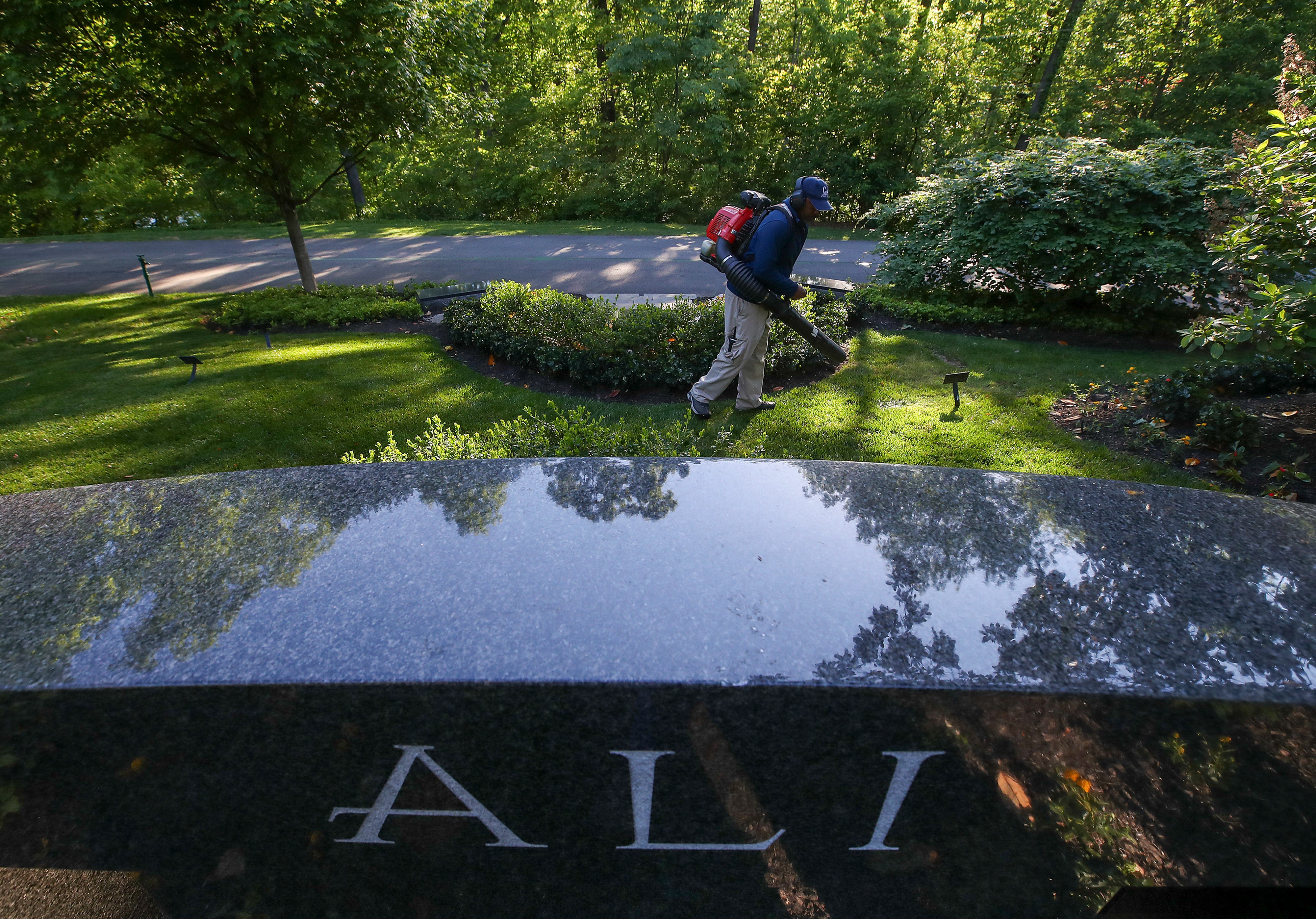 Muhammad Ali gravesite in Louisville collects mementos from fans