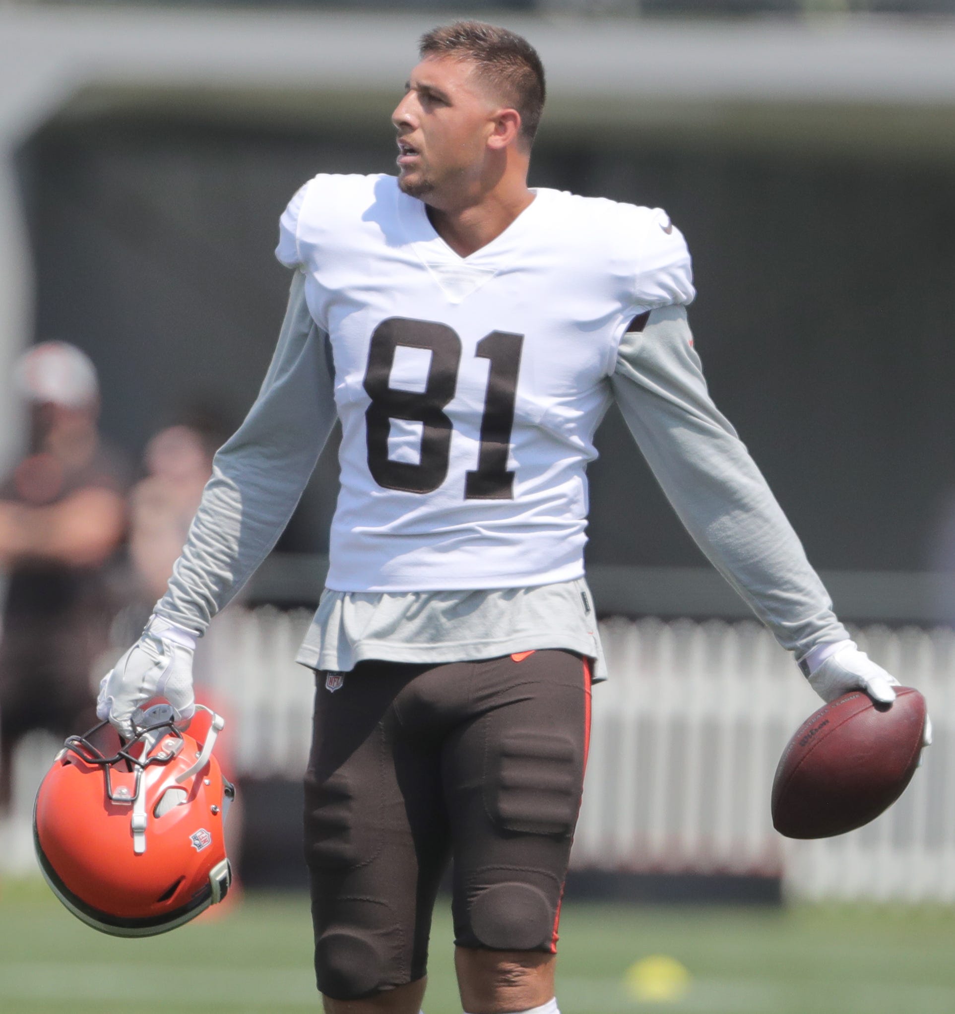 Browns release tight end Austin Hooper