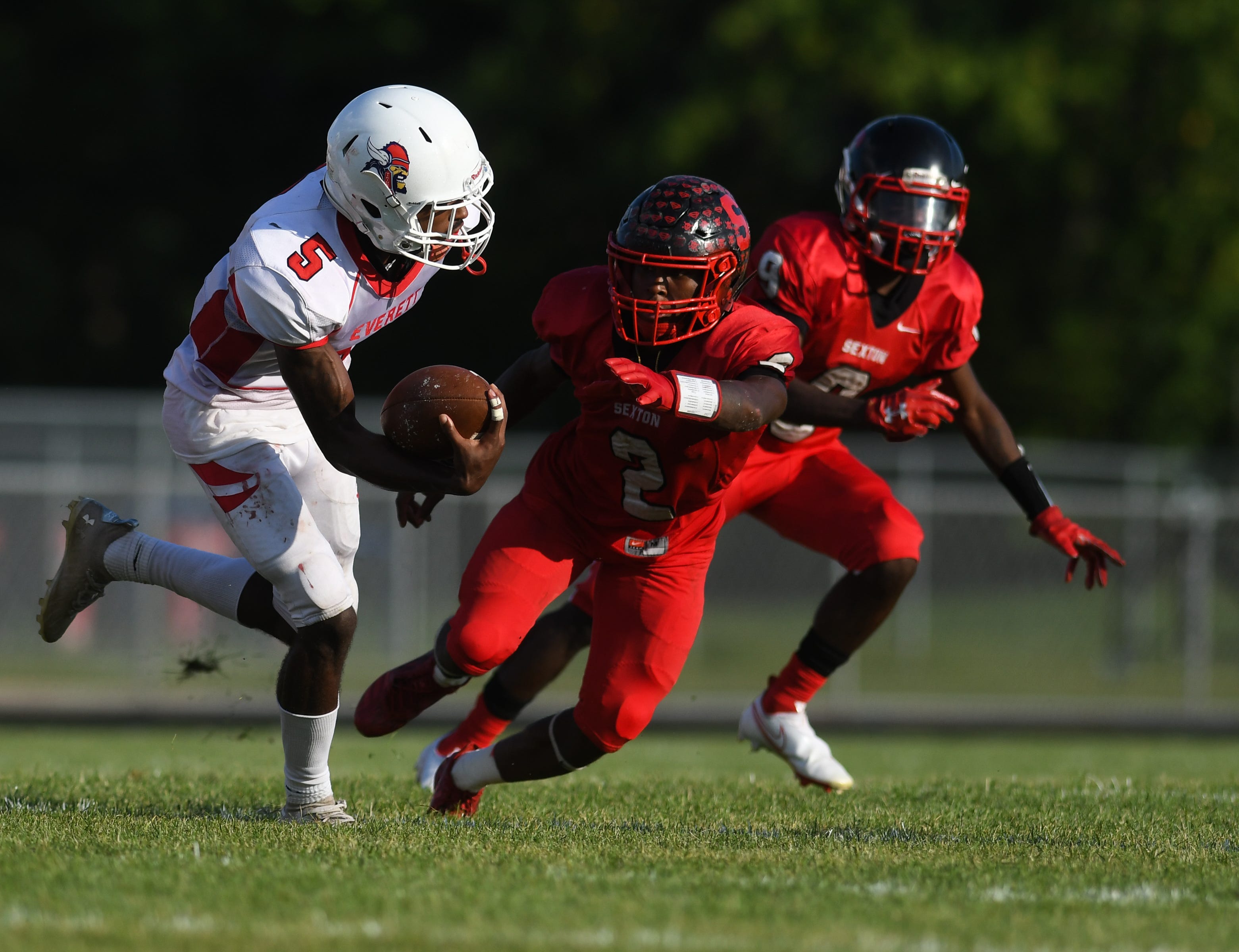 Strong defensive showing lifts Everett to rivalry win over Sexton