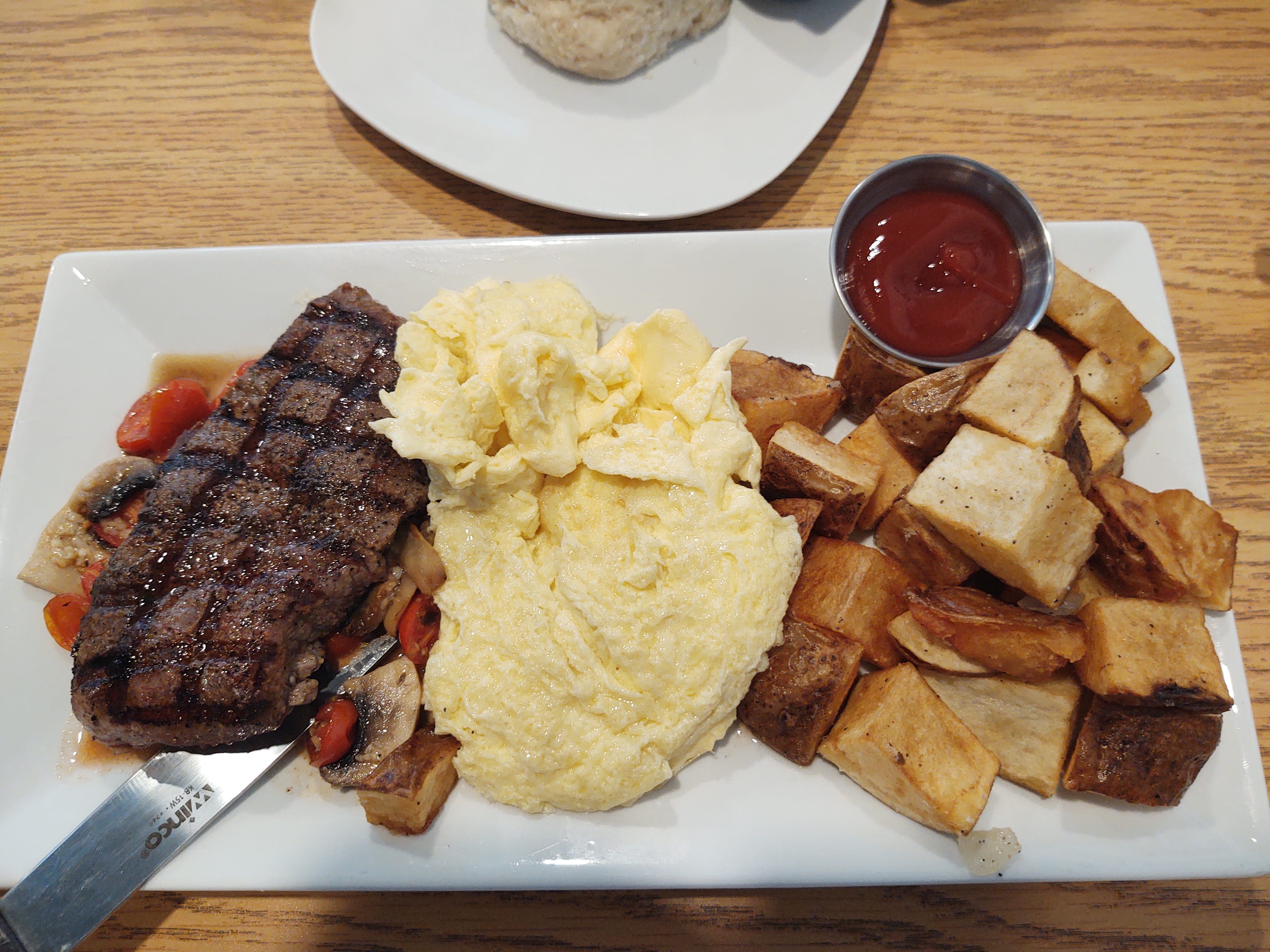 Grit Scratch Kitchen offers both indoor and outdoor atrium dining options.