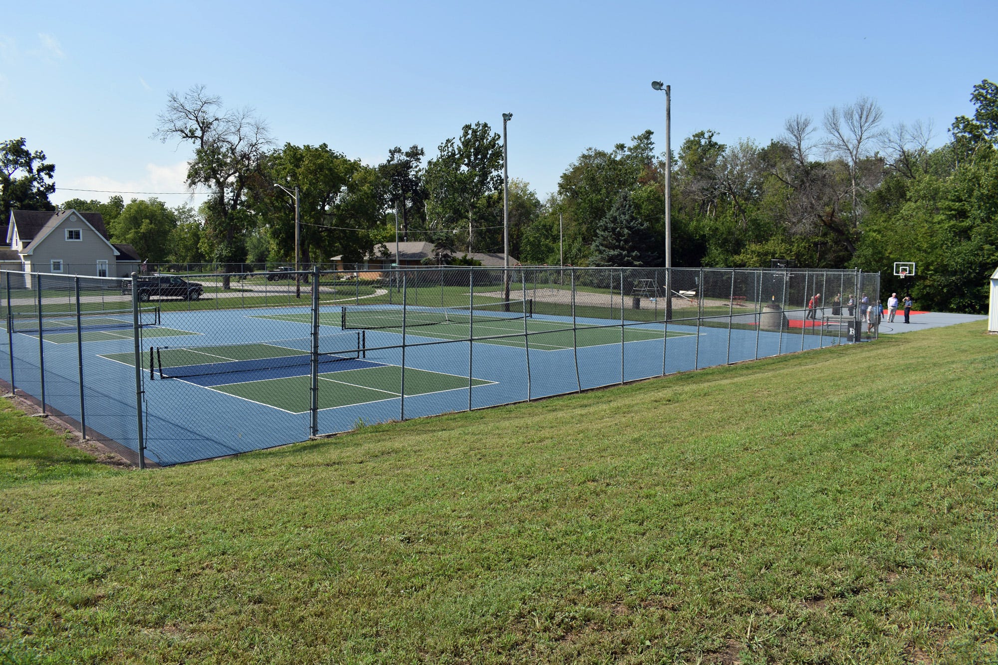 'Roland Rocket' Gary Thompson donates for basketball, tennis courts