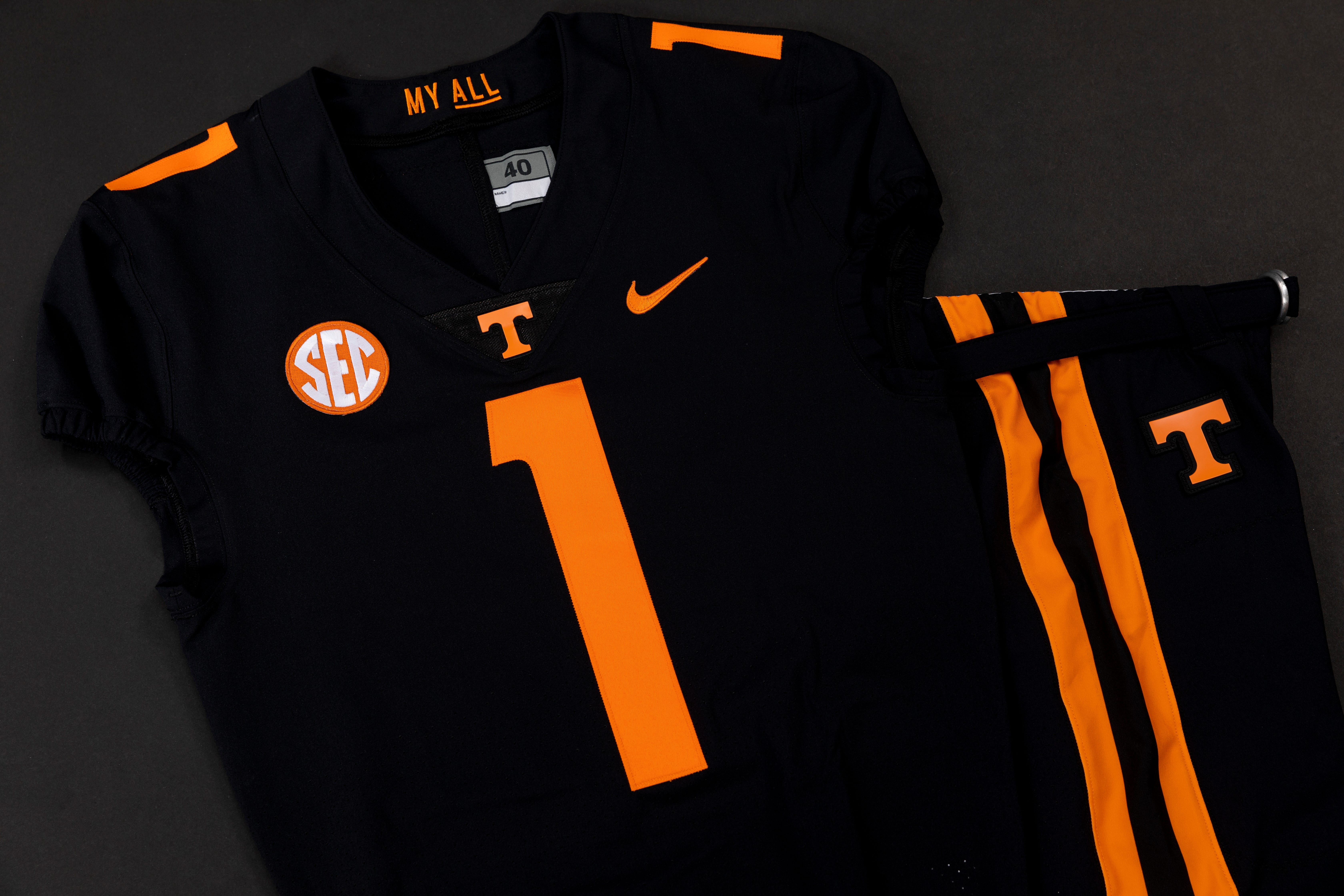 'Pure fire': Tennessee fans react to dark mode uniforms, black helmet
