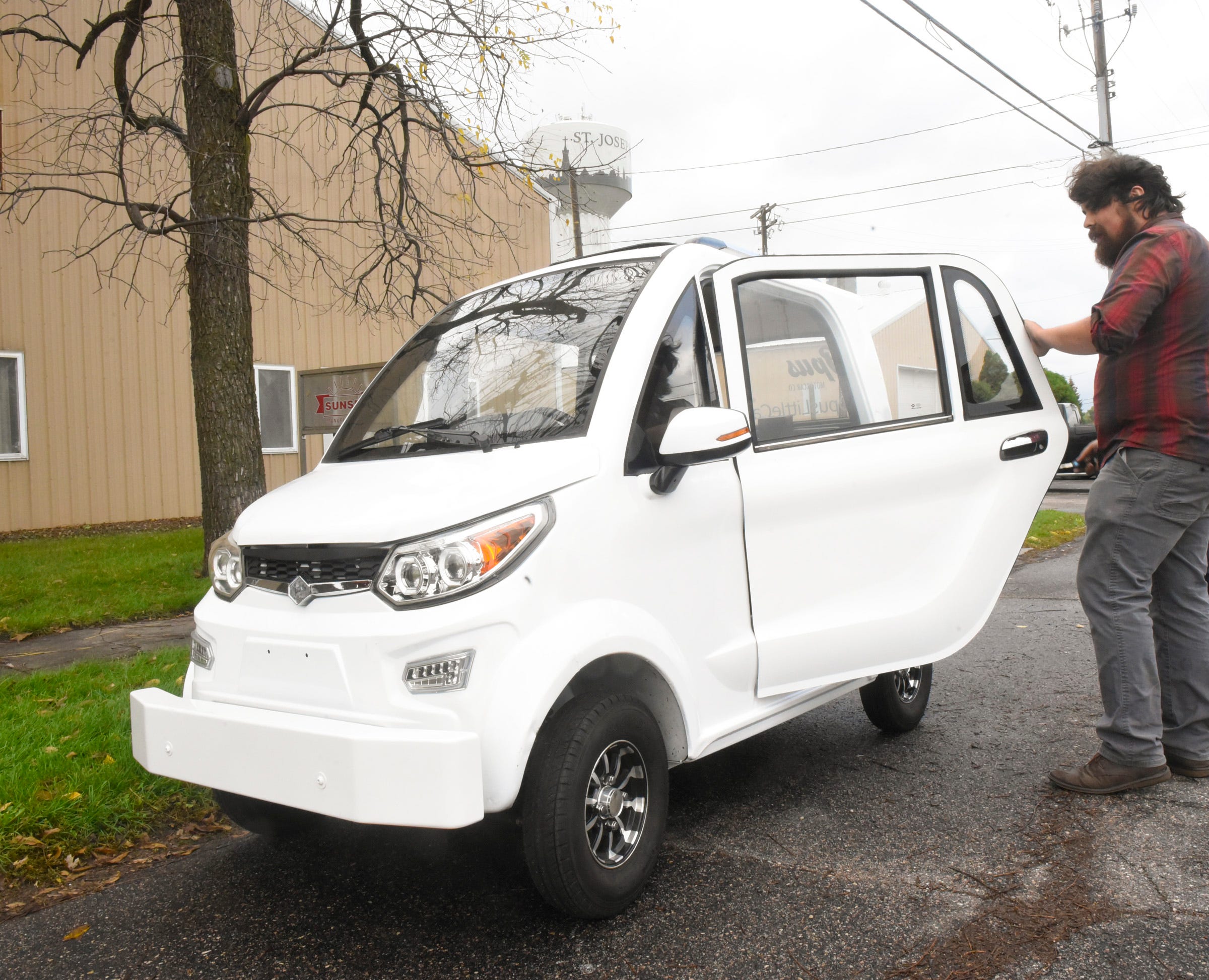Central Minnesota car company sells electric, low-speed vehicle