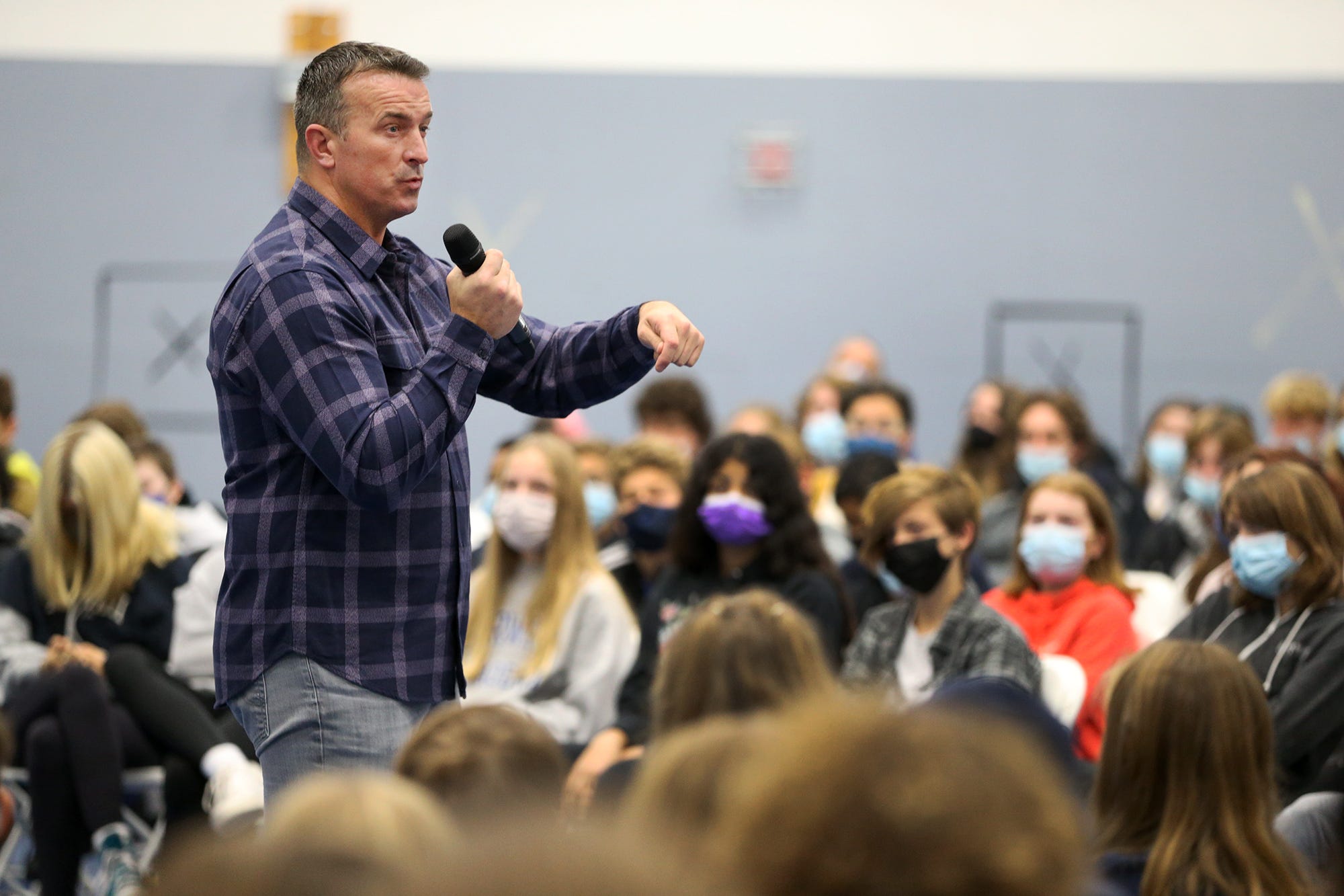 Ex-NBA player Chris Herren connects with students on addiction