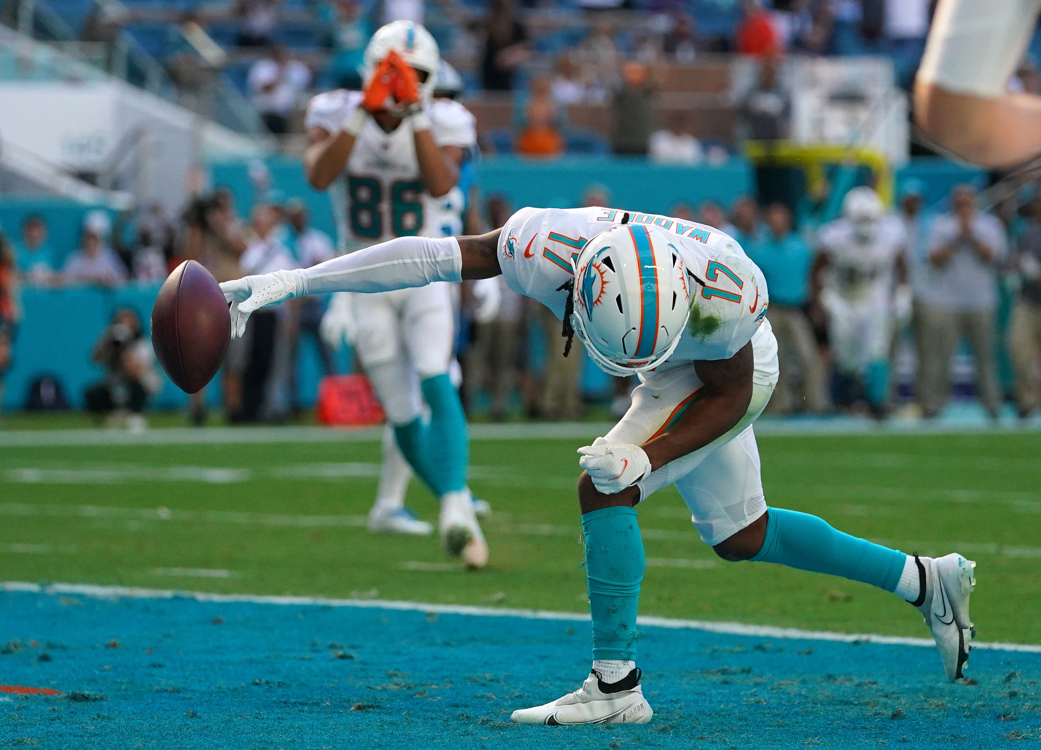 Jaylen Waddle celebrates Dolphins touchdown with 'Waddle waddle' dance