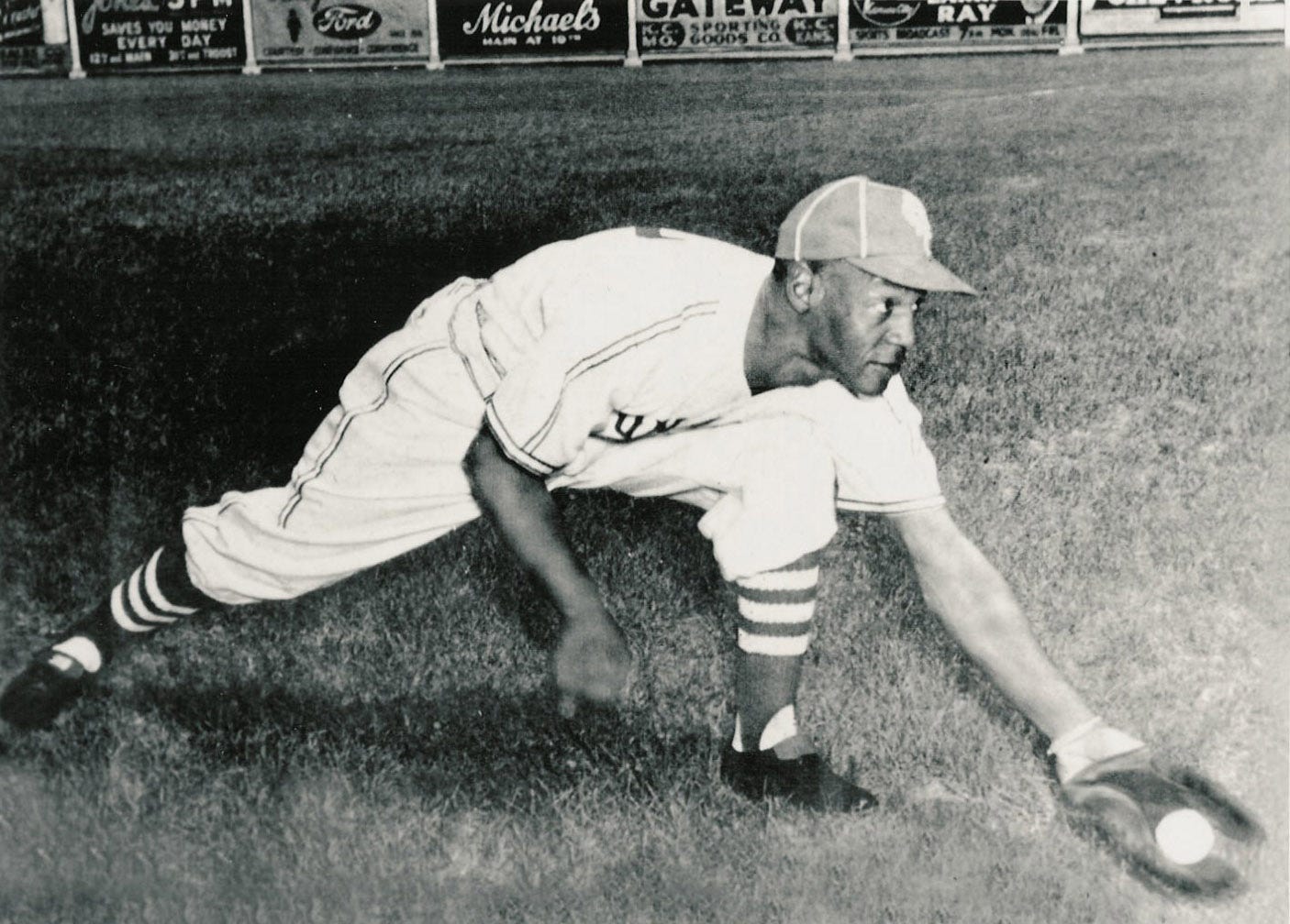 Years before MLB Hall of Fame nod, Buck O'Neil was a hit with this fan