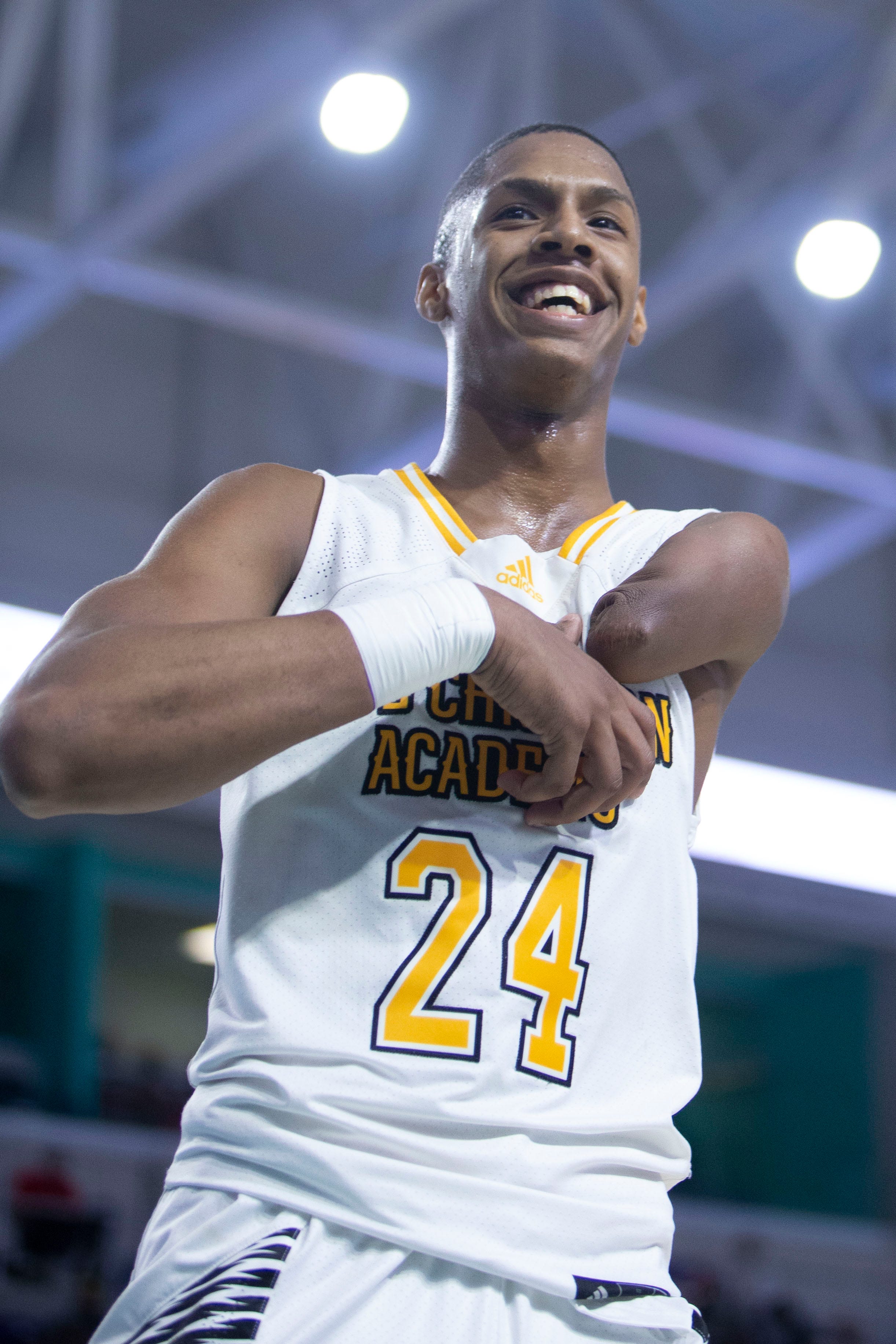 One-armed prep star Hansel Enmanuel's legend grows as he dunks on foes