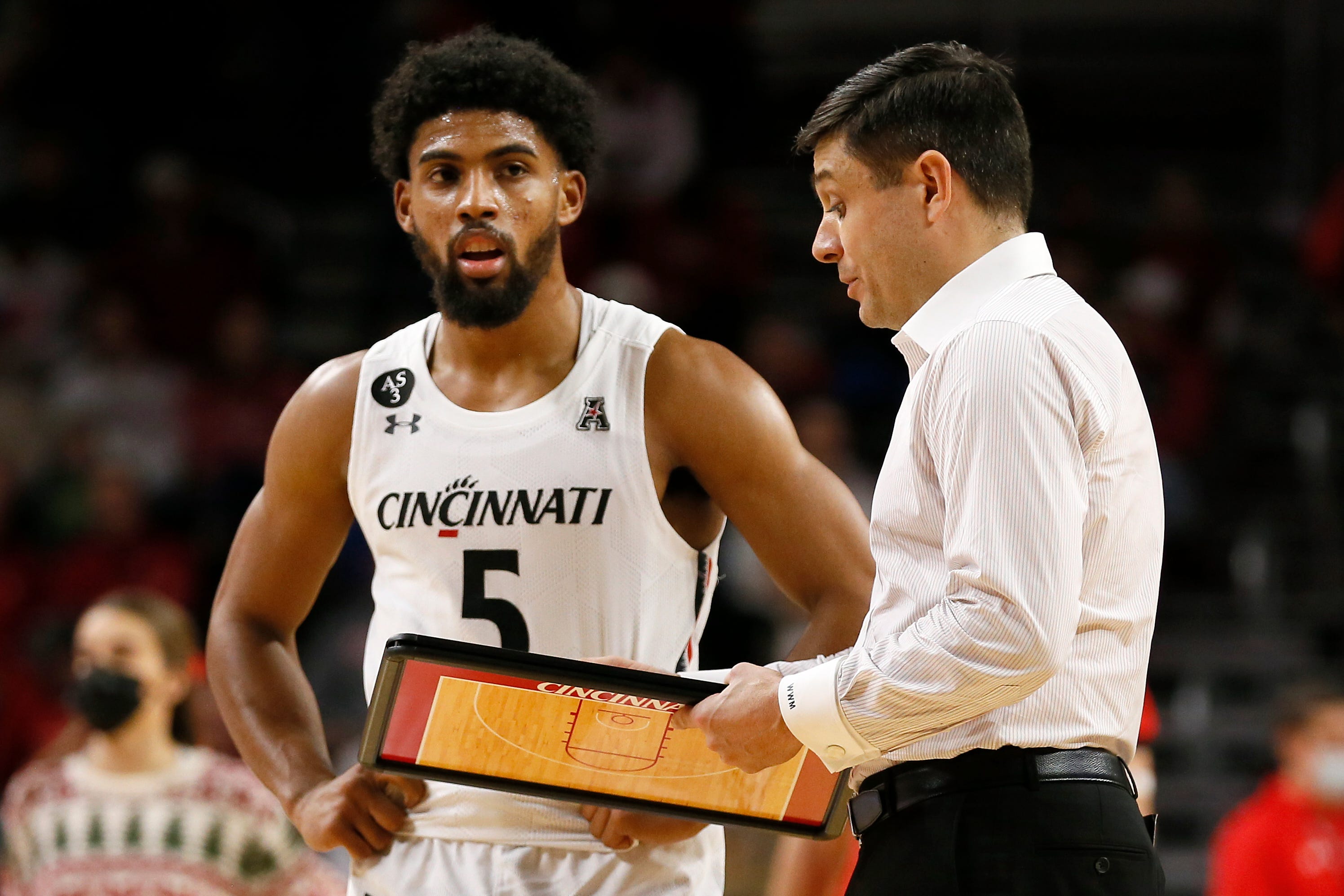 Cincinnati basketball: UC Bearcats stumble at Temple, 61-58