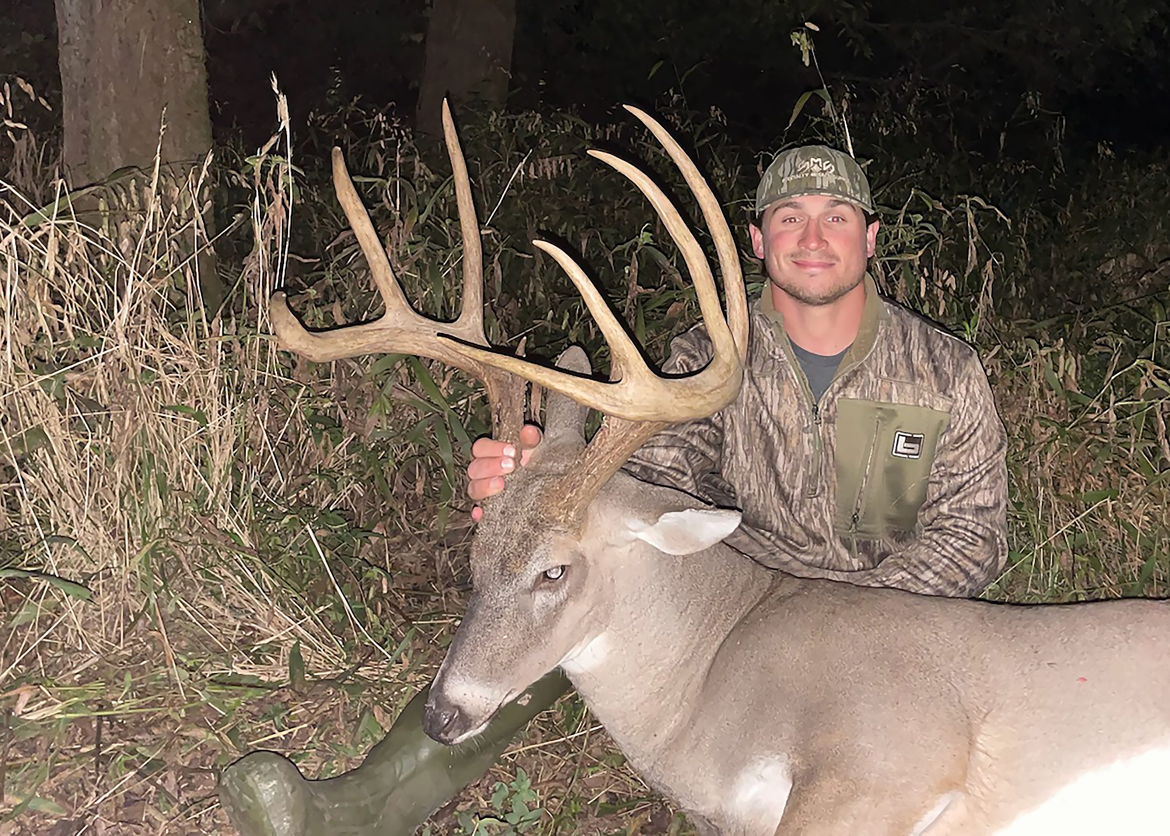 Deer hunter bags 170-class Mississippi Delta buck with bow