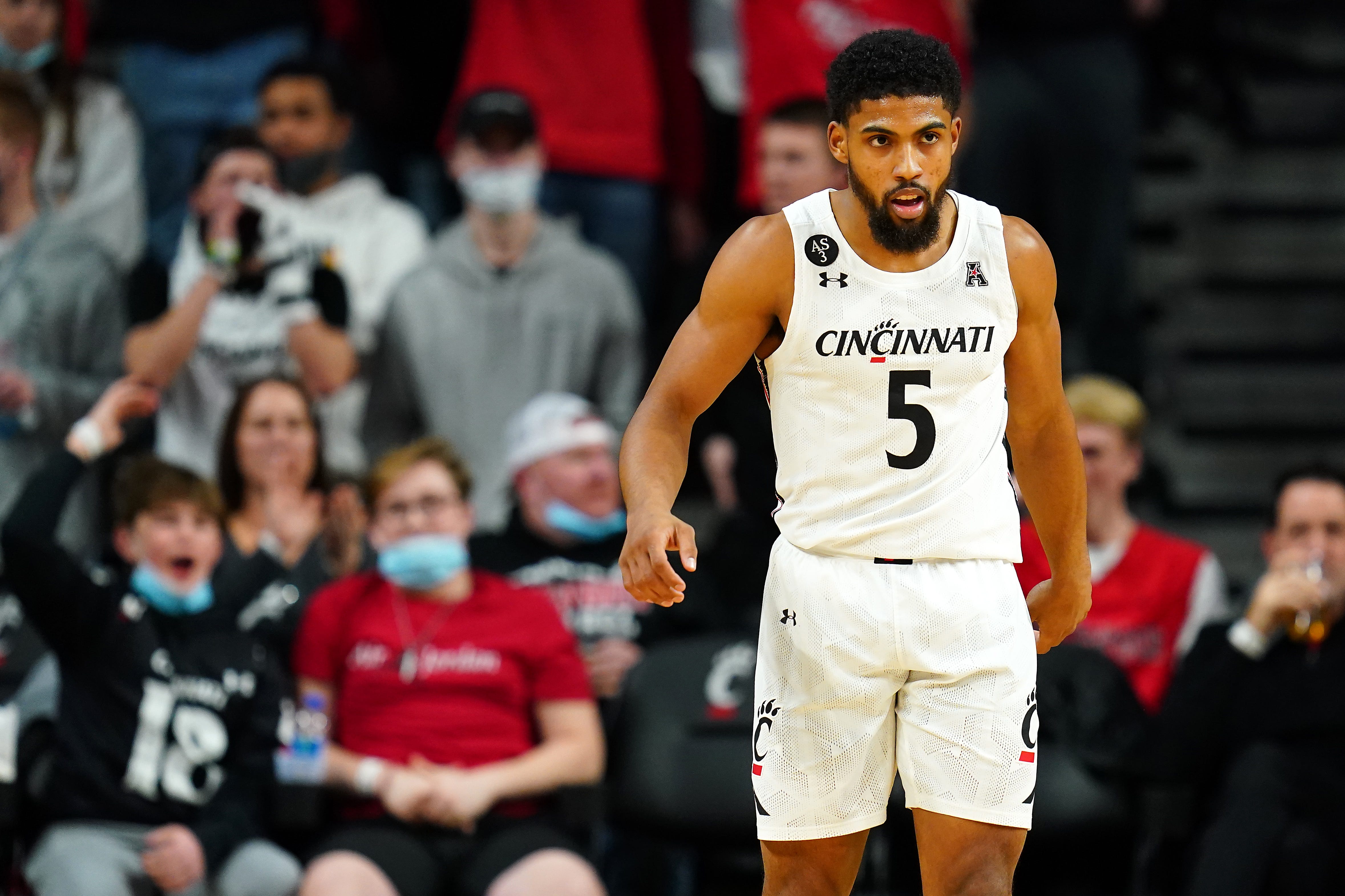 Cincinnati basketball: Mika Adams-Woods, DeJulius lead UC past ECU