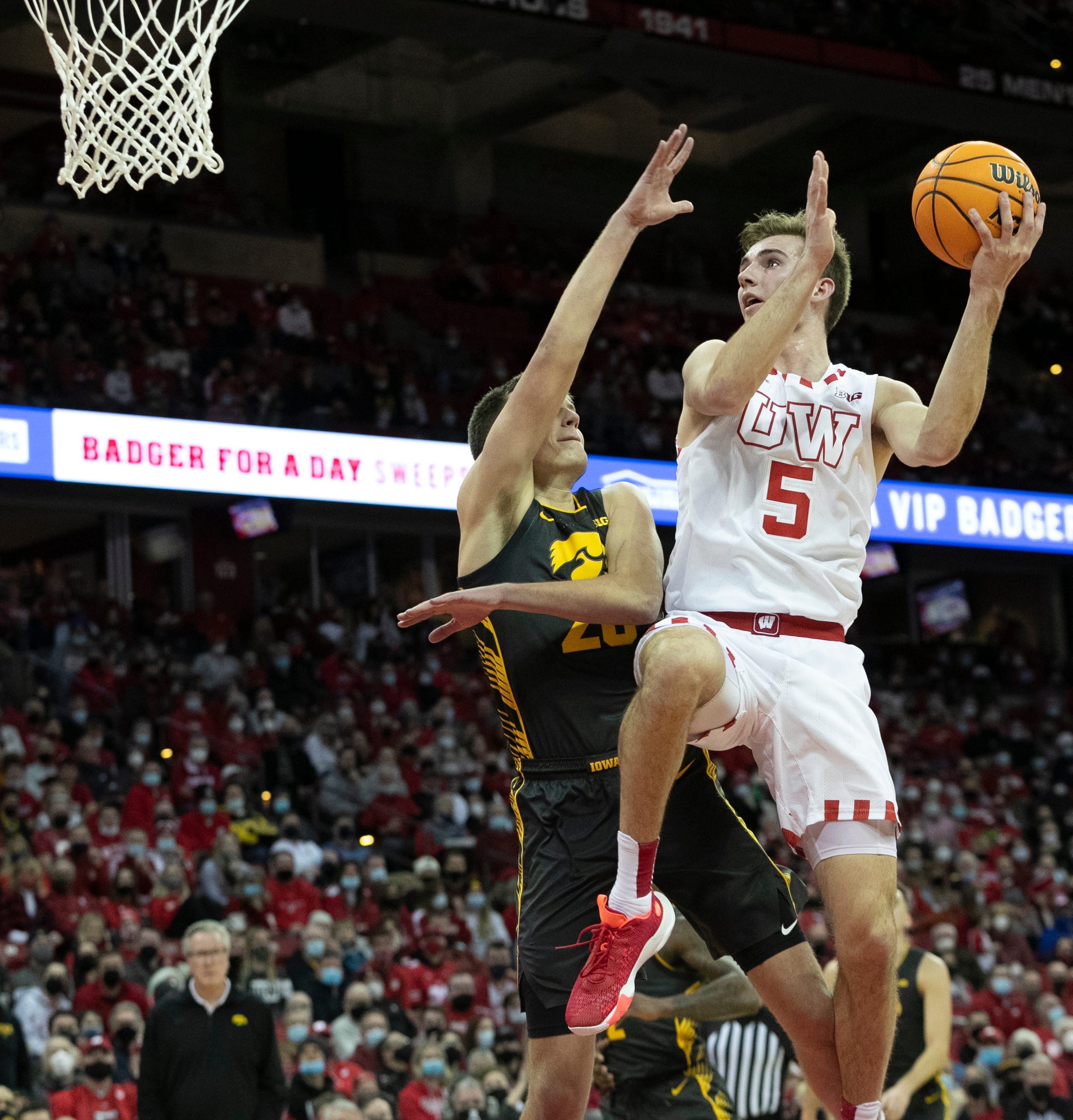 Tyler Wahl helps Wisconsin men's basketball with versatility, tenacity