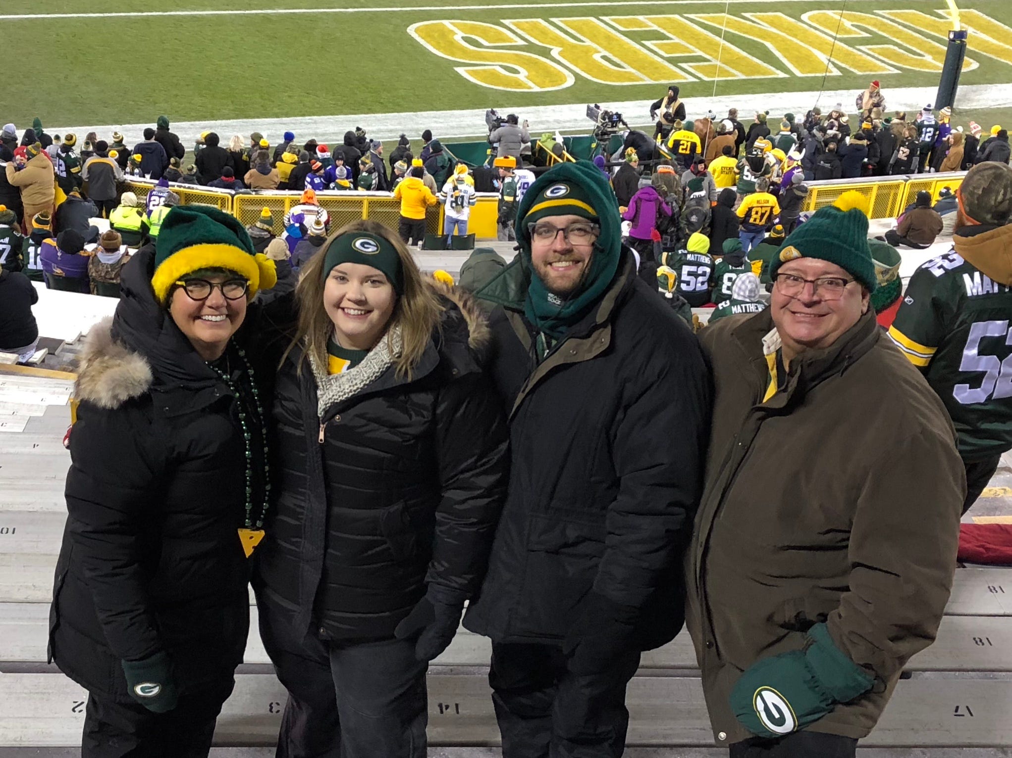 Packers fans brave the freezing cold in NFL playoffs. Here's how.