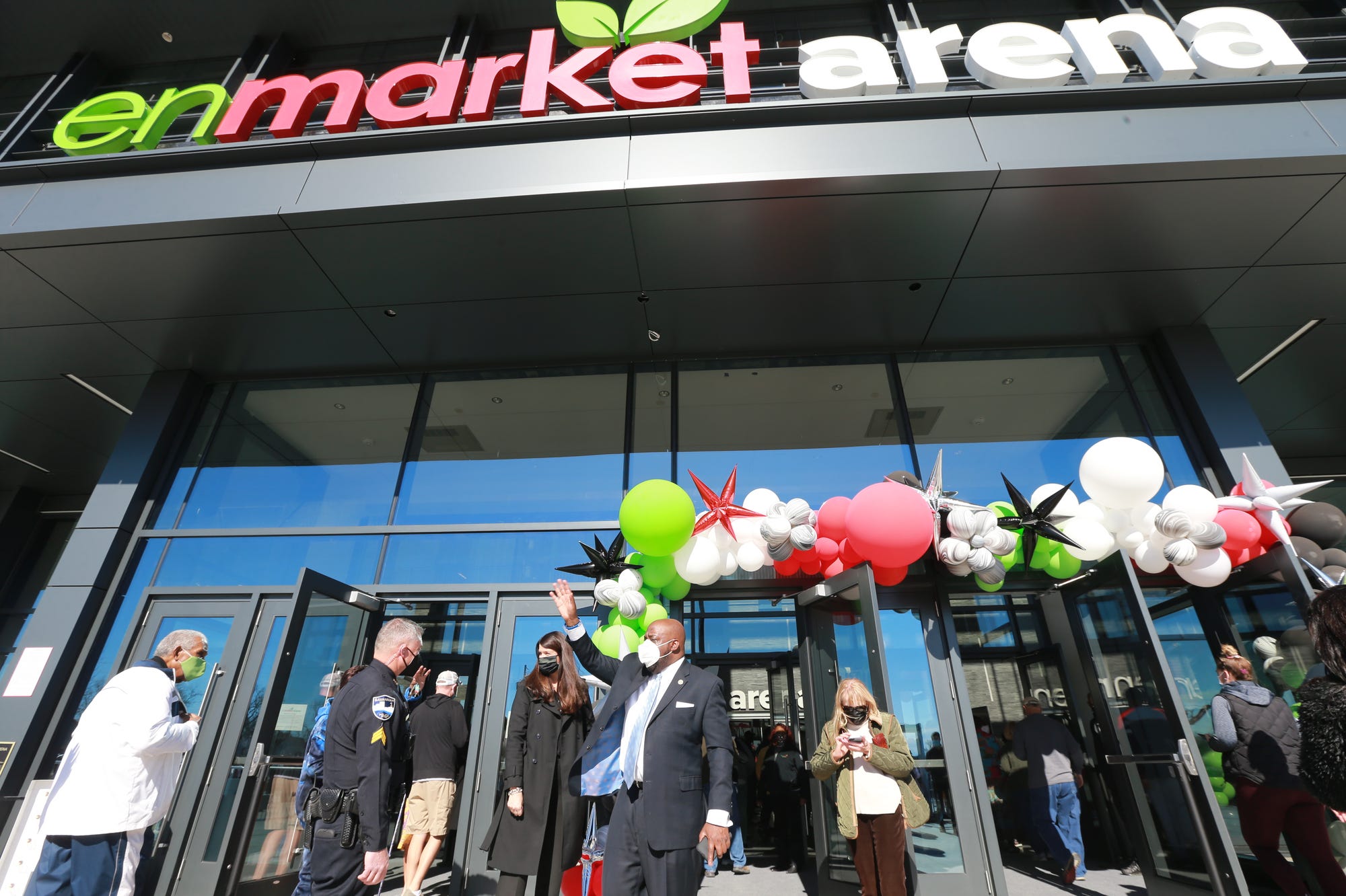 Savannah community turns out for Enmarket Arena opening on Saturday