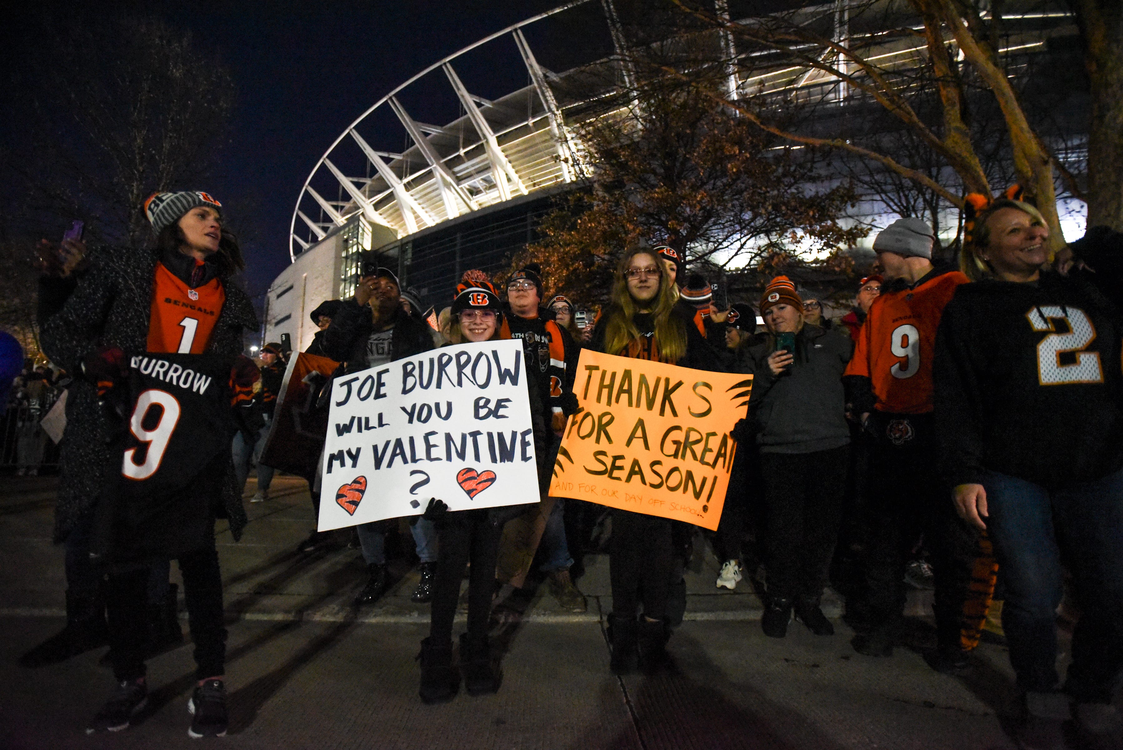 Fans meet Cincinnati Bengals after returning from Super Bowl 56