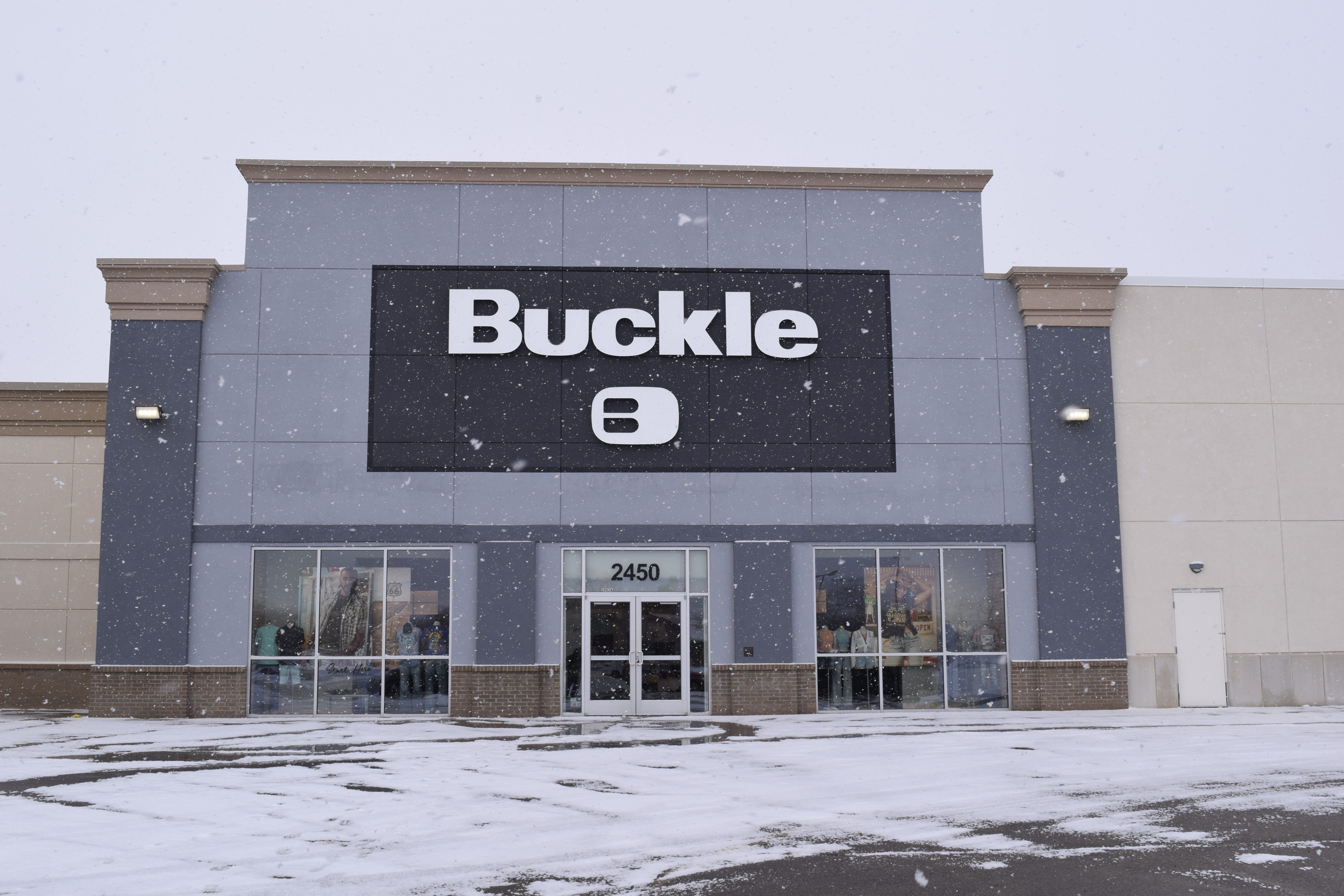 Salina's Buckle store reopens in new location in Mid State Plaza
