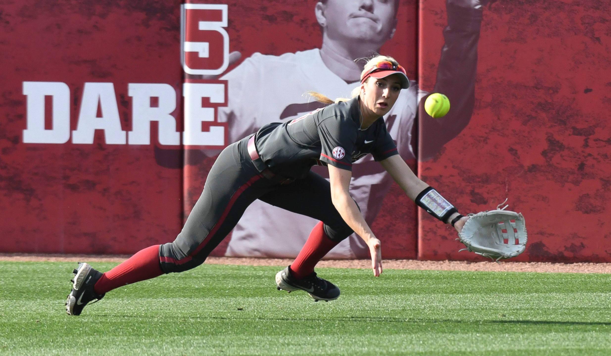 Alabama softball robs home run, outfielder fools ESPN broadcaster with ...