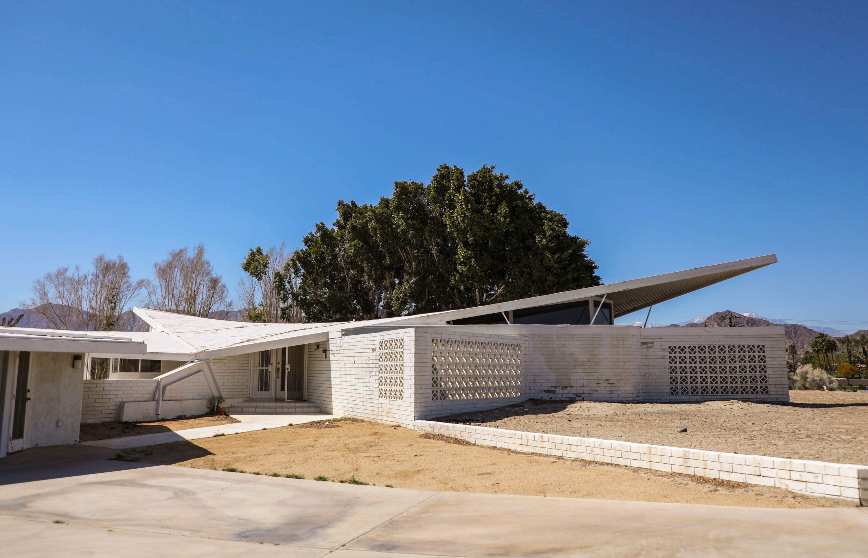 Willcockson midcentury house in Indio. It's not being razed, see inside
