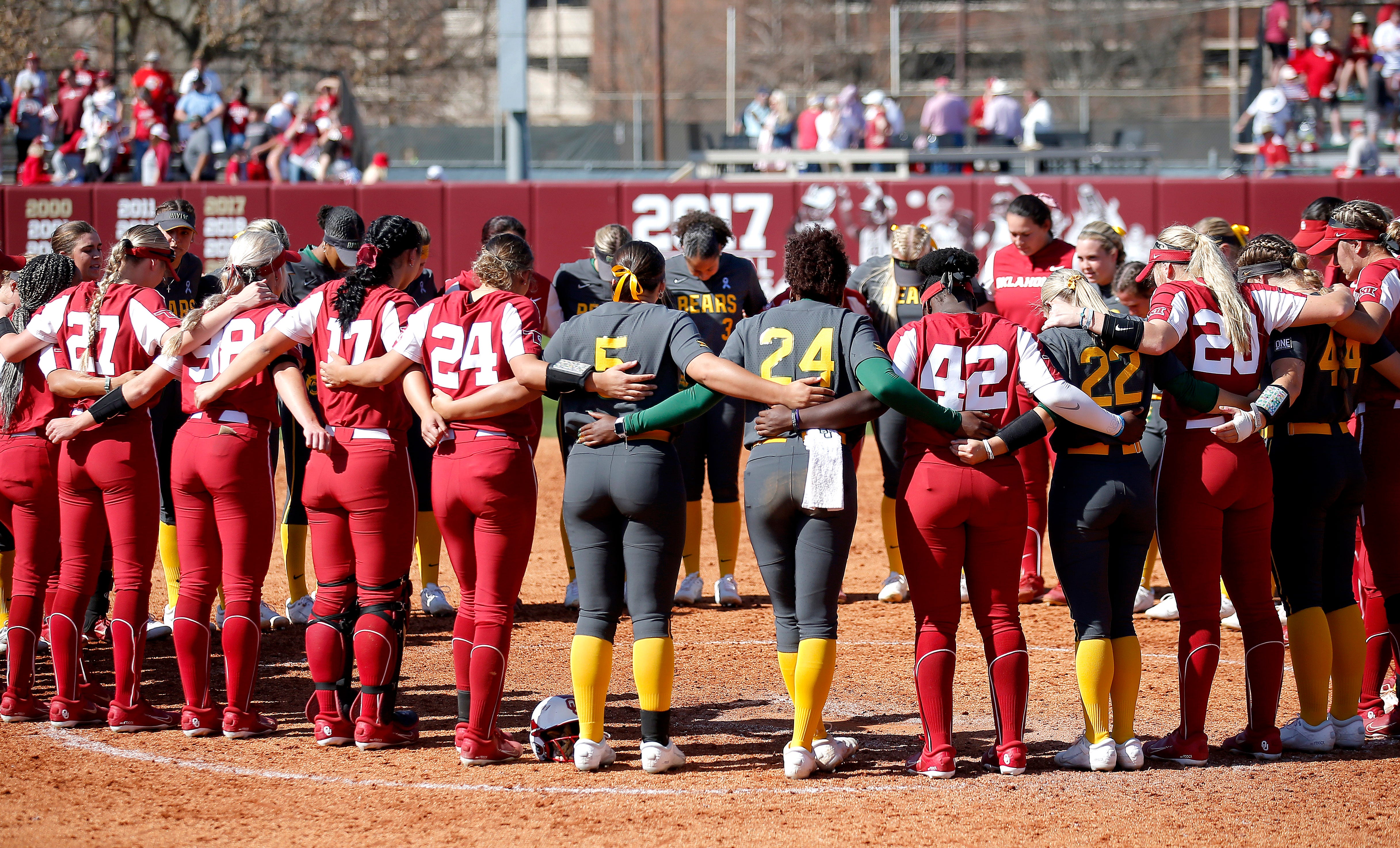 OU softball: Sooners postgame prayer circle shows sportsmanship, love