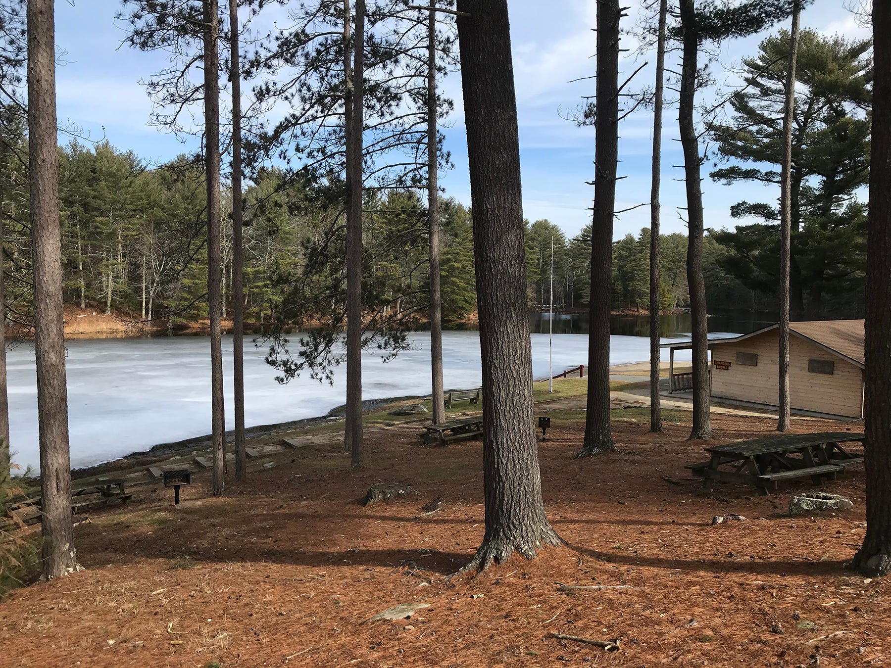 Peck Pond in Burrillville, enjoy a calm spring hike - Walking RI